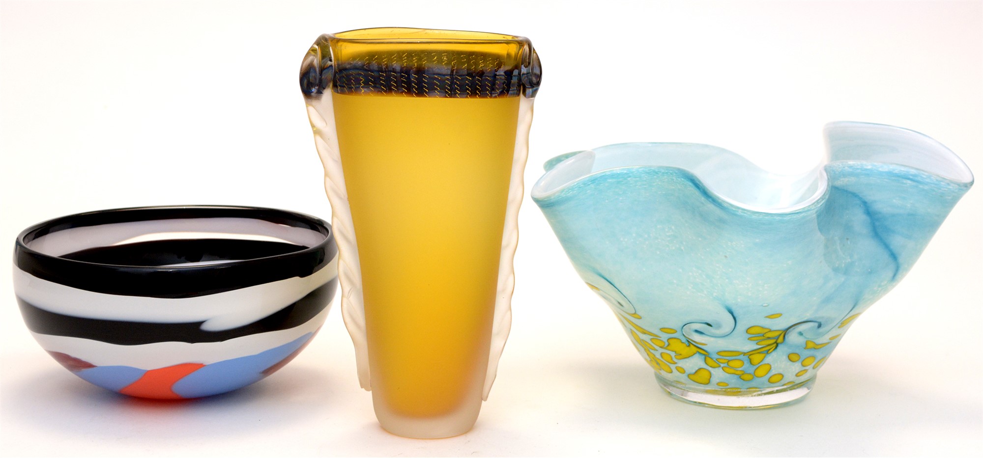 Lot 1037 - Art glass bowl by Stuart Akroyd