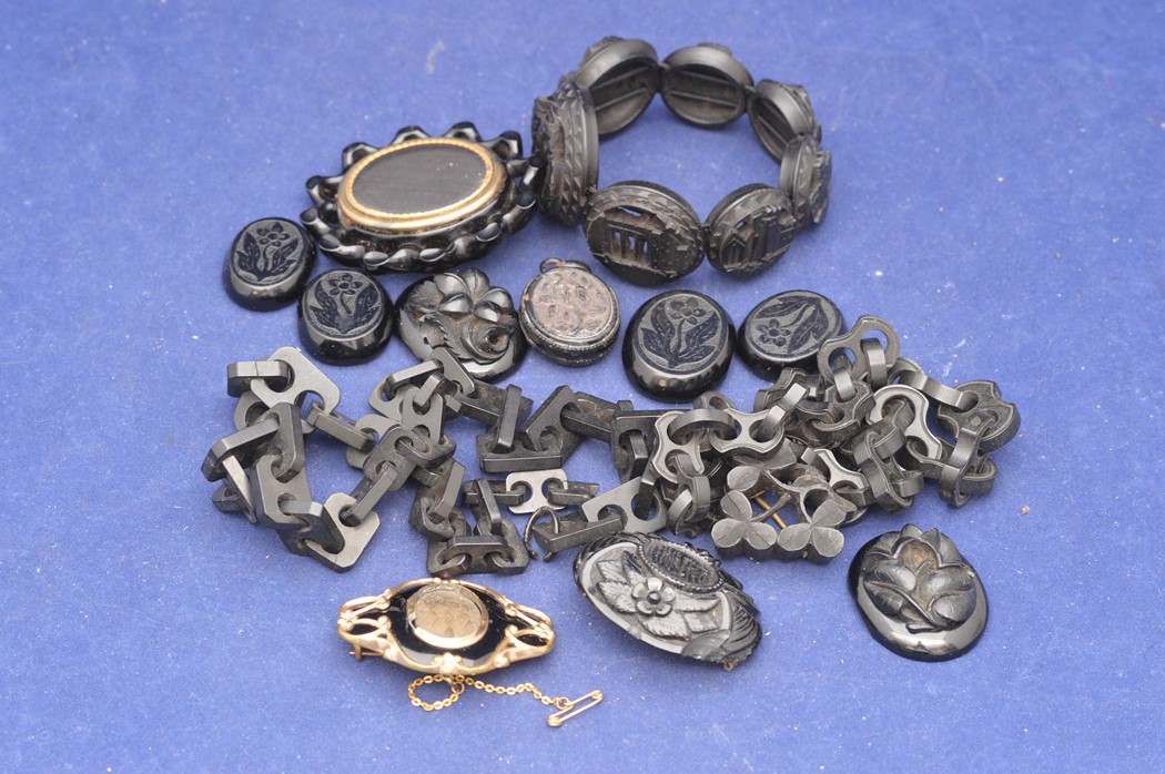 Lot 250 - Victorian jet jewellery