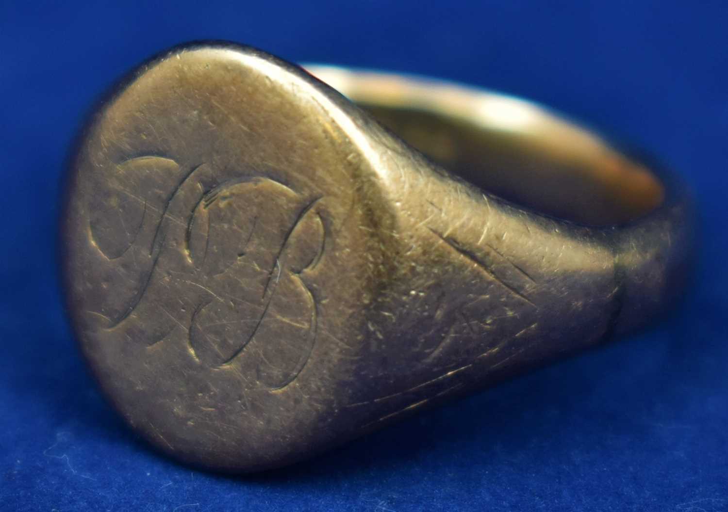 Lot 72 - 9ct signet ring