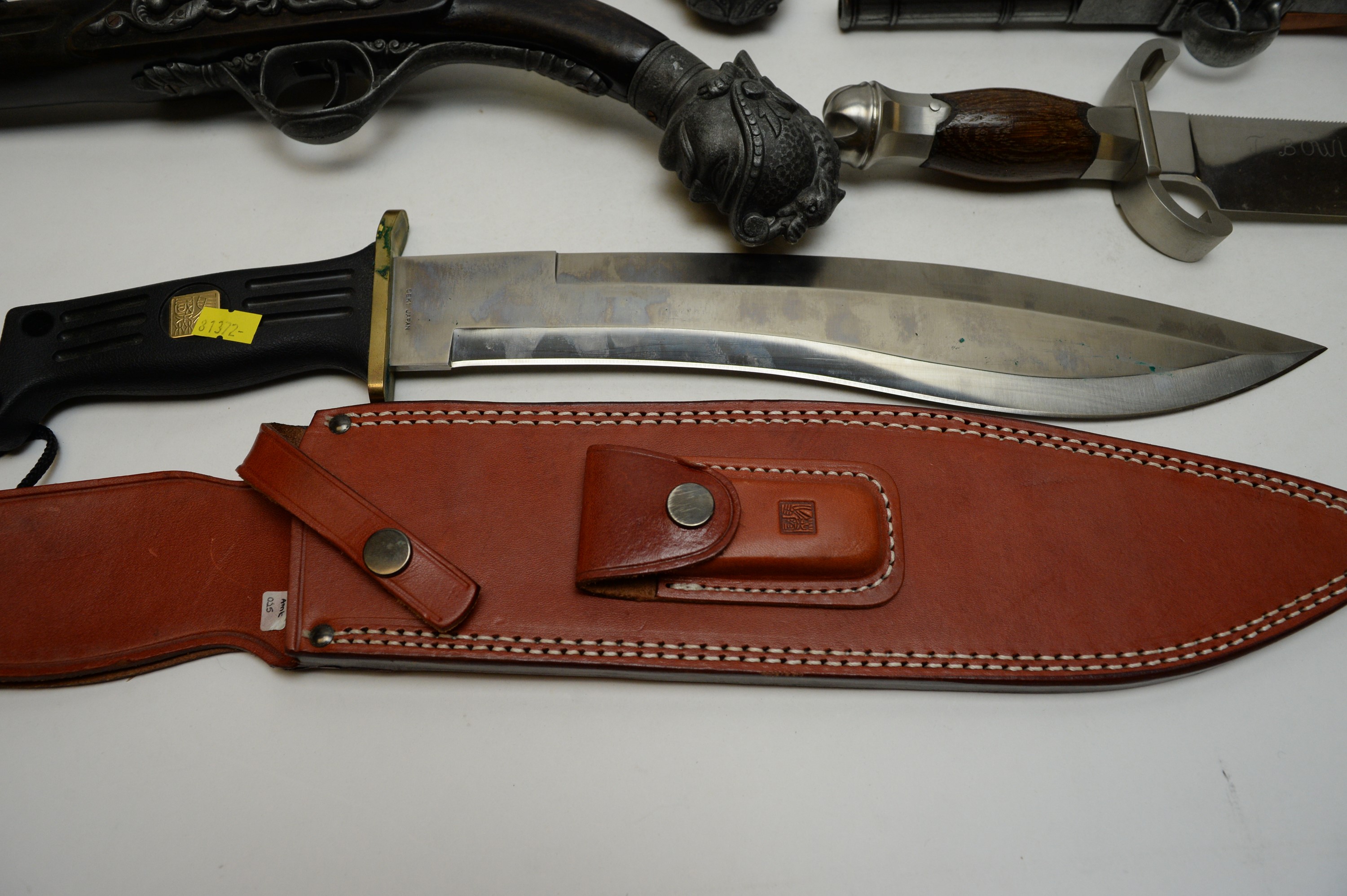 Reproduction guns including a rifle two - Auktionen & Preisarchiv