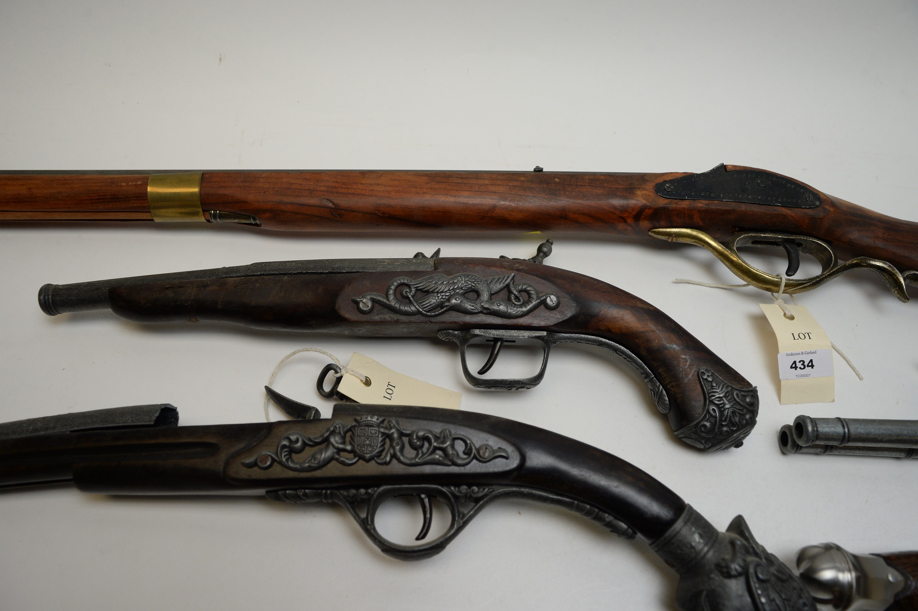 Reproduction guns including a rifle two - Auktionen & Preisarchiv
