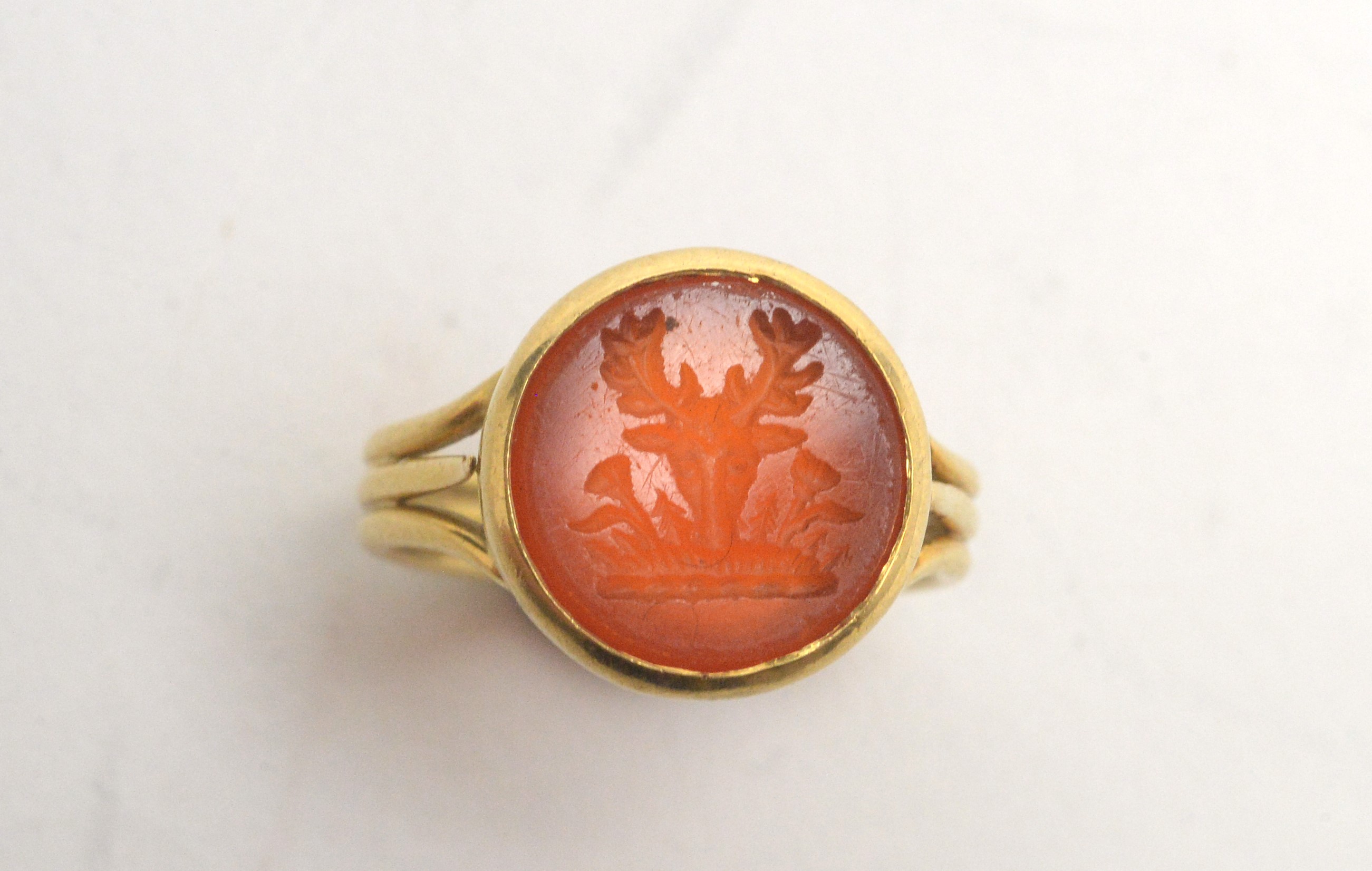 Lot 102 - Intaglio signet ring