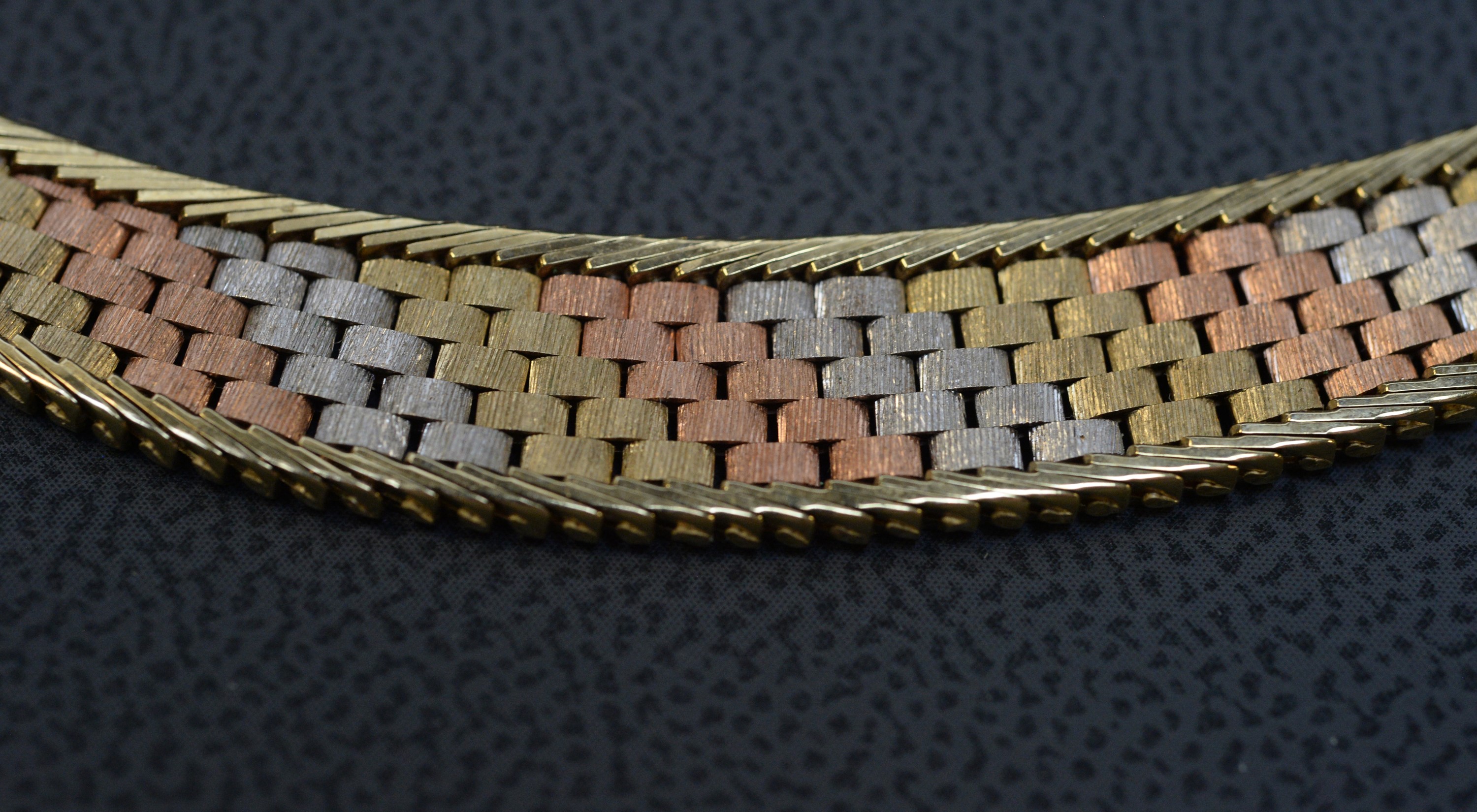 Lot 1 - A 9ct gold tri-coloured collar necklace.