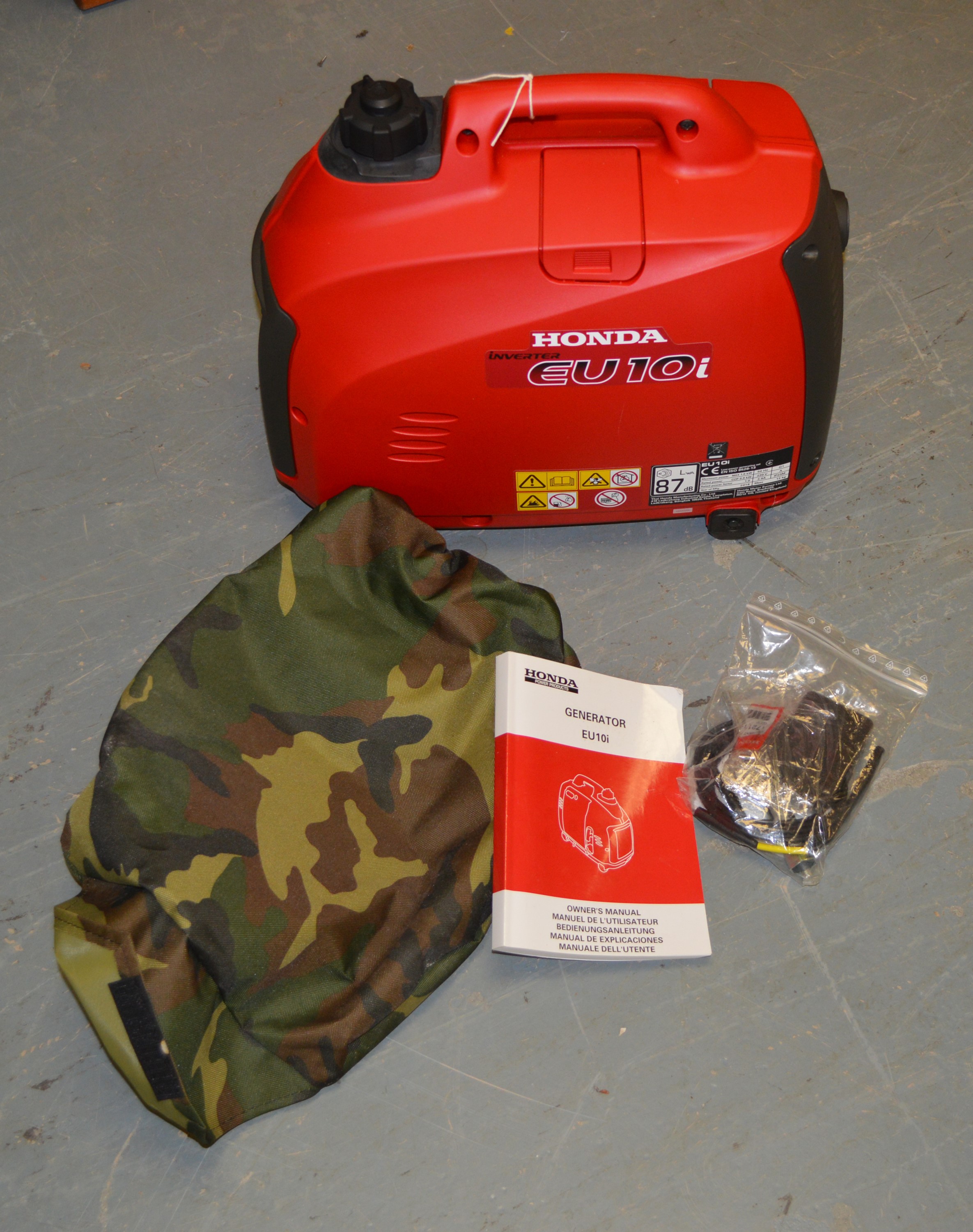 Lot 559 - A Honda EU10i Inverter suitcase generator