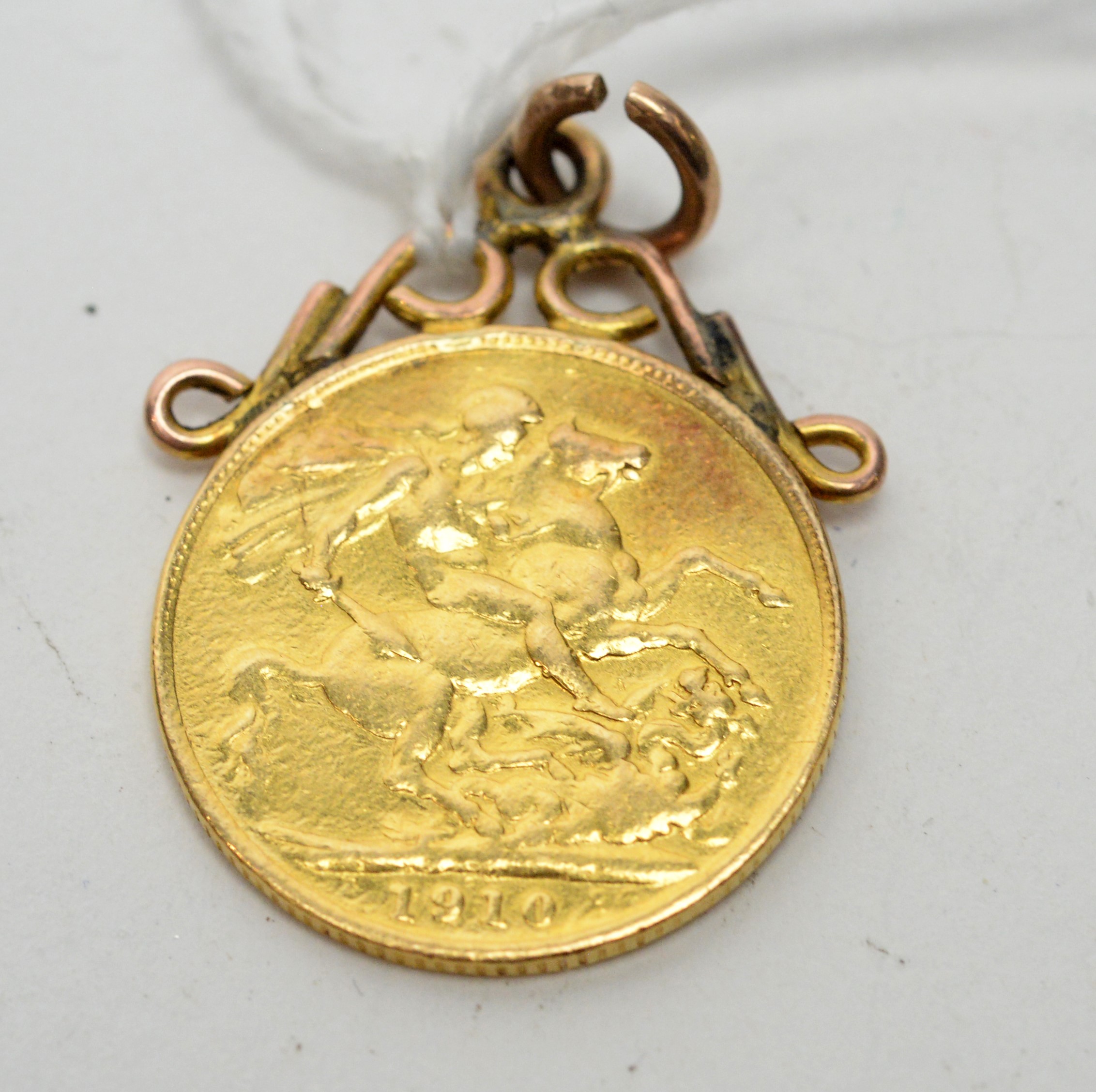 Lot 162 - A 1910 gold sovereign pendant