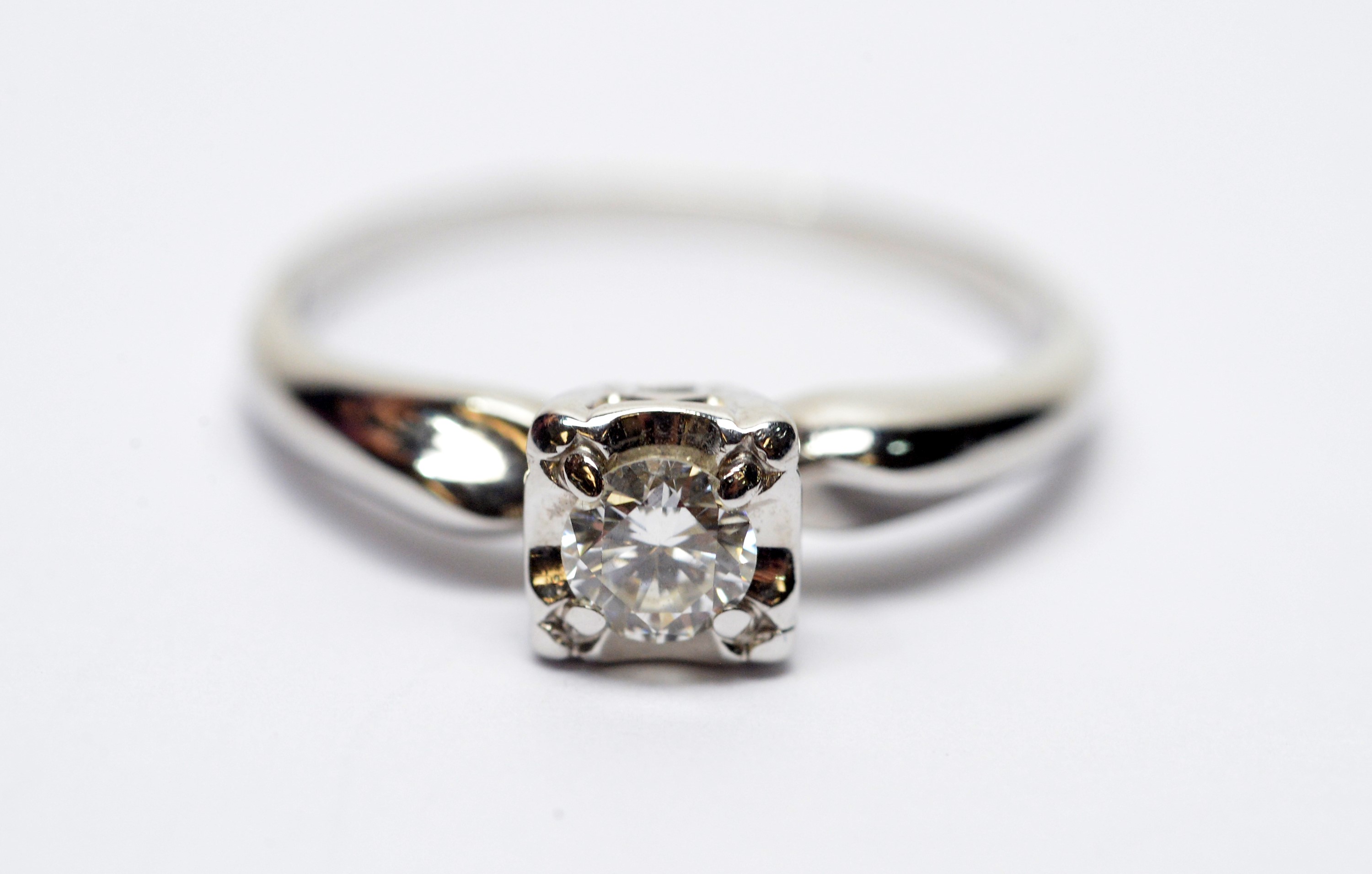Lot 195 - A single stone diamond ring,