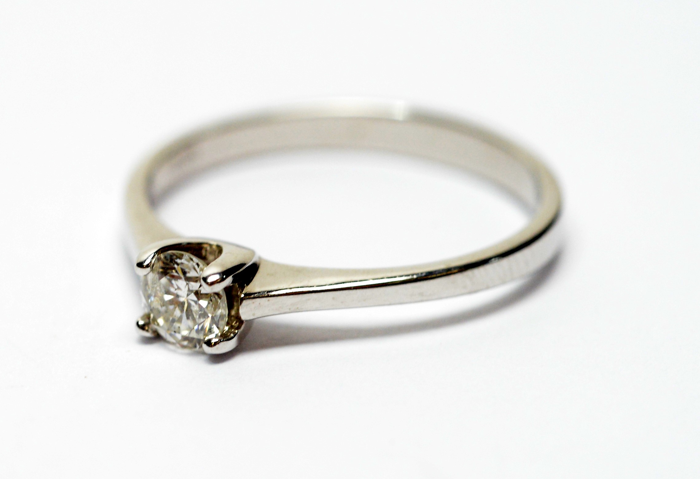 Lot 217 - A single stone diamond ring,