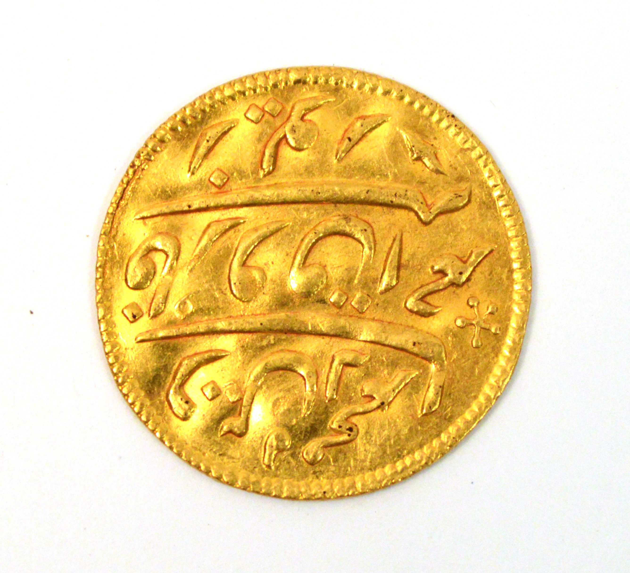 Lot 112 - An Arabic gold coin, 5.1g.