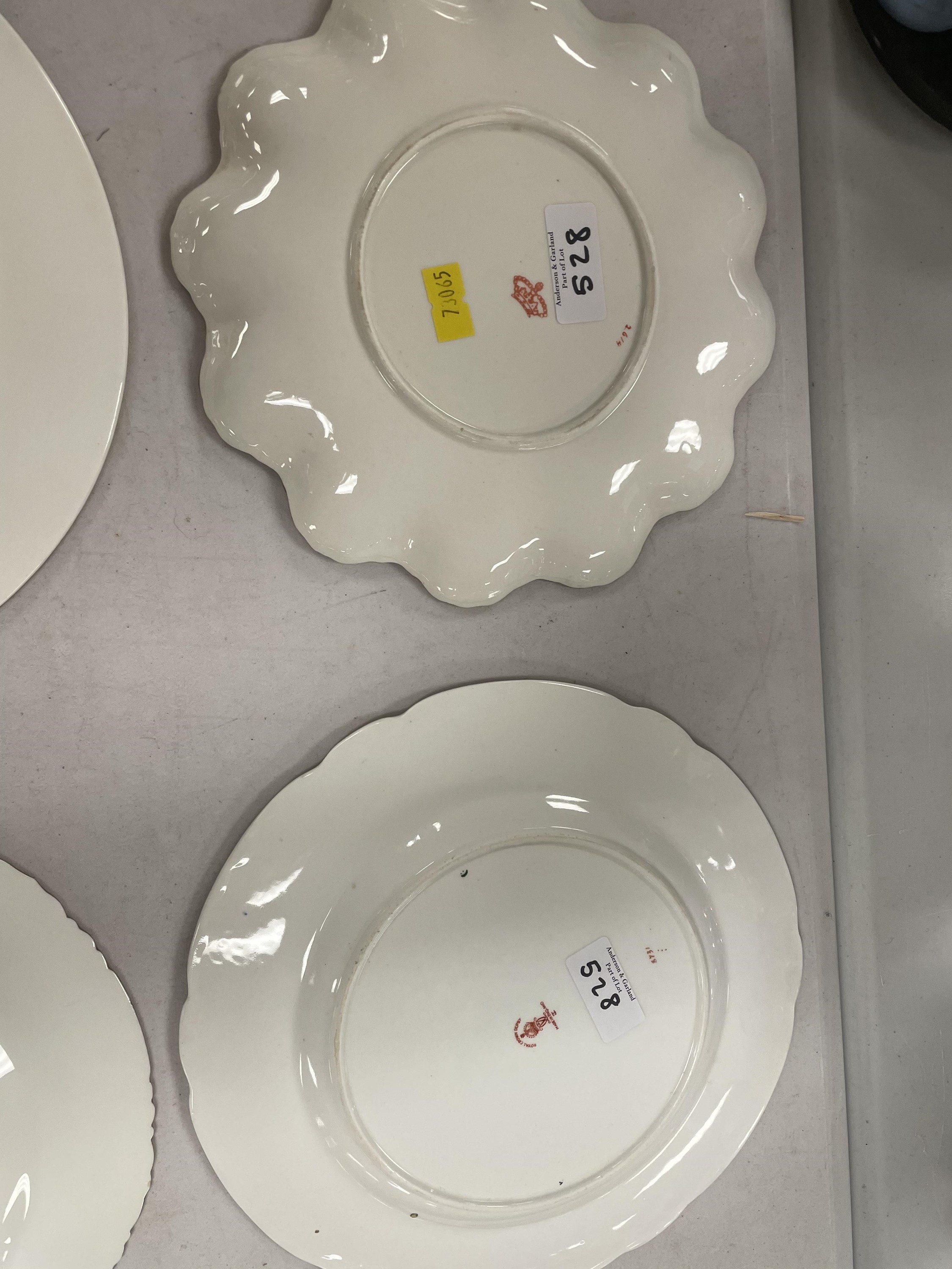 Lot 528 - A selection of decorative ceramic plates,