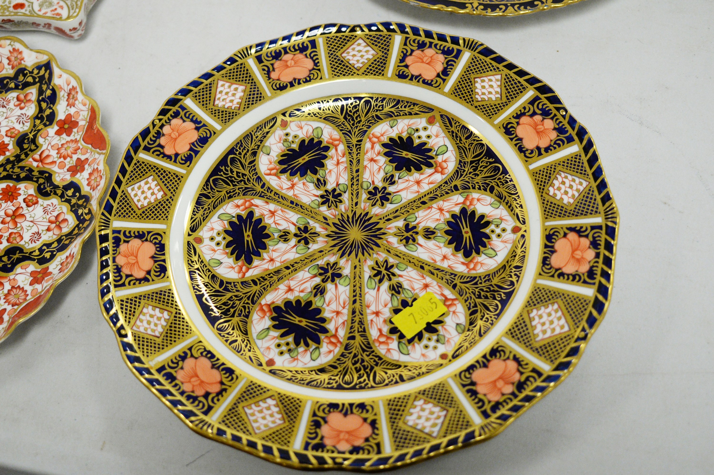Lot 528 - A selection of decorative ceramic plates,