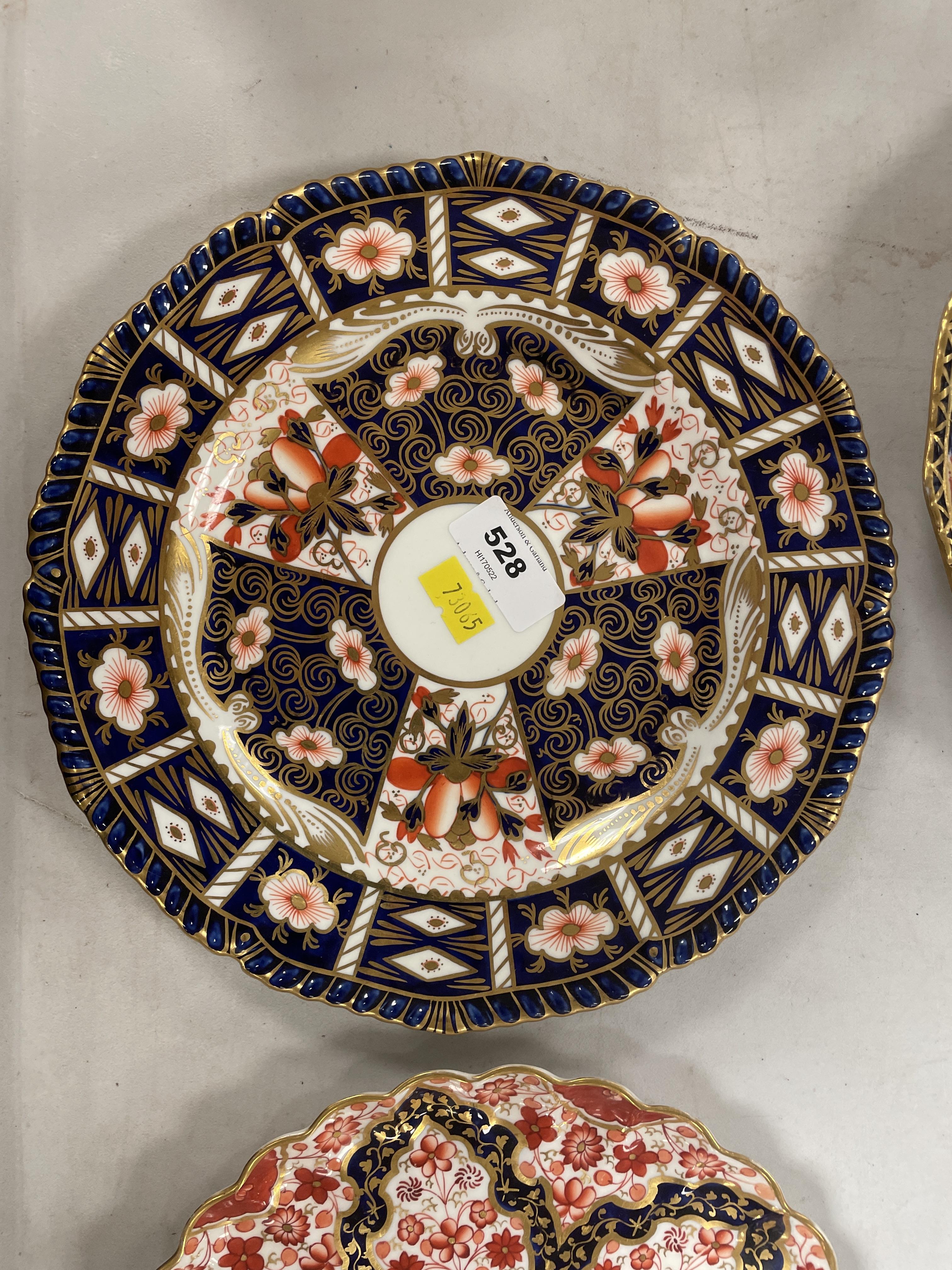 Lot 528 - A selection of decorative ceramic plates,