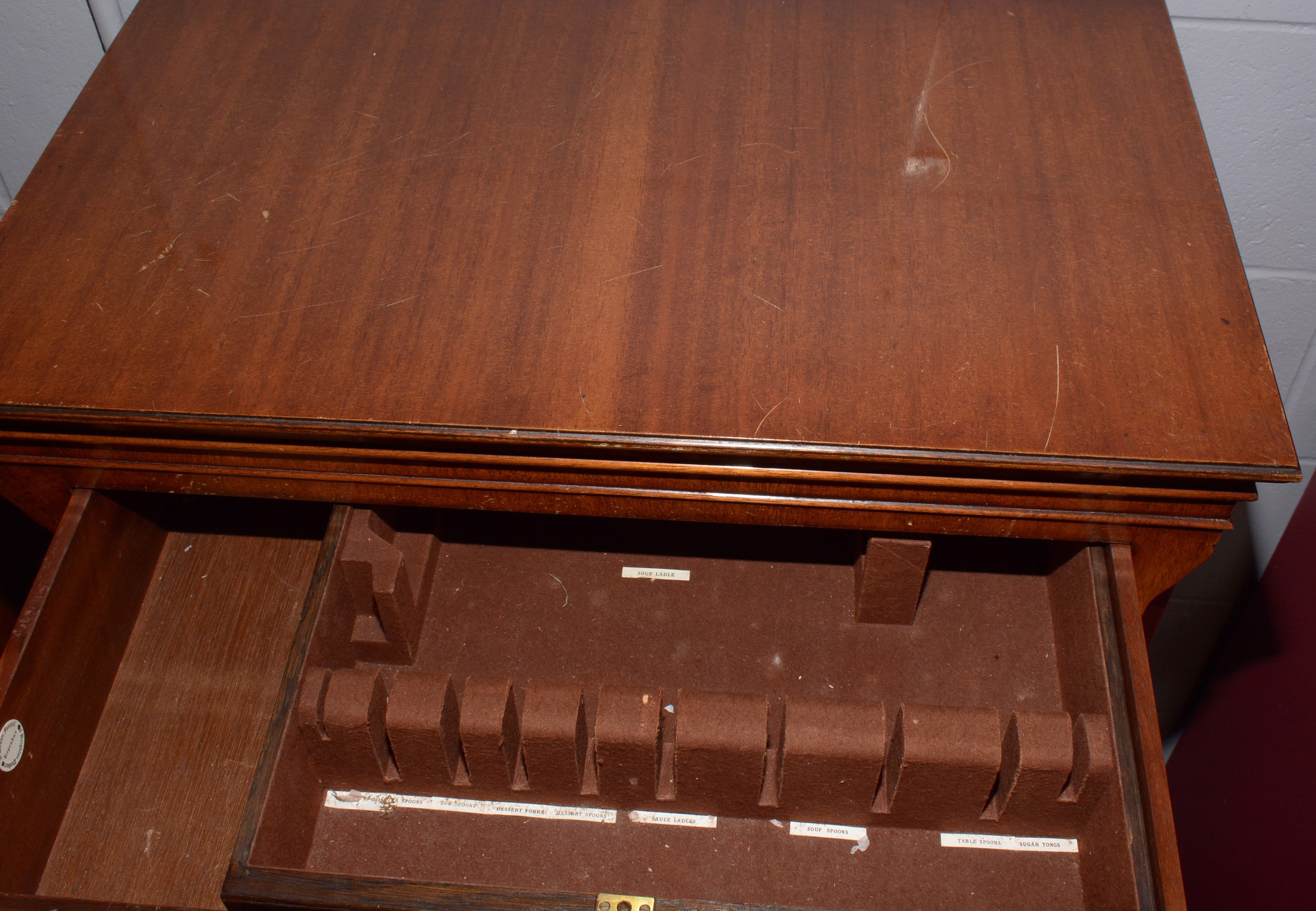 Lot 22 - A Bevan-Funnell Reprodux mahogany chest on