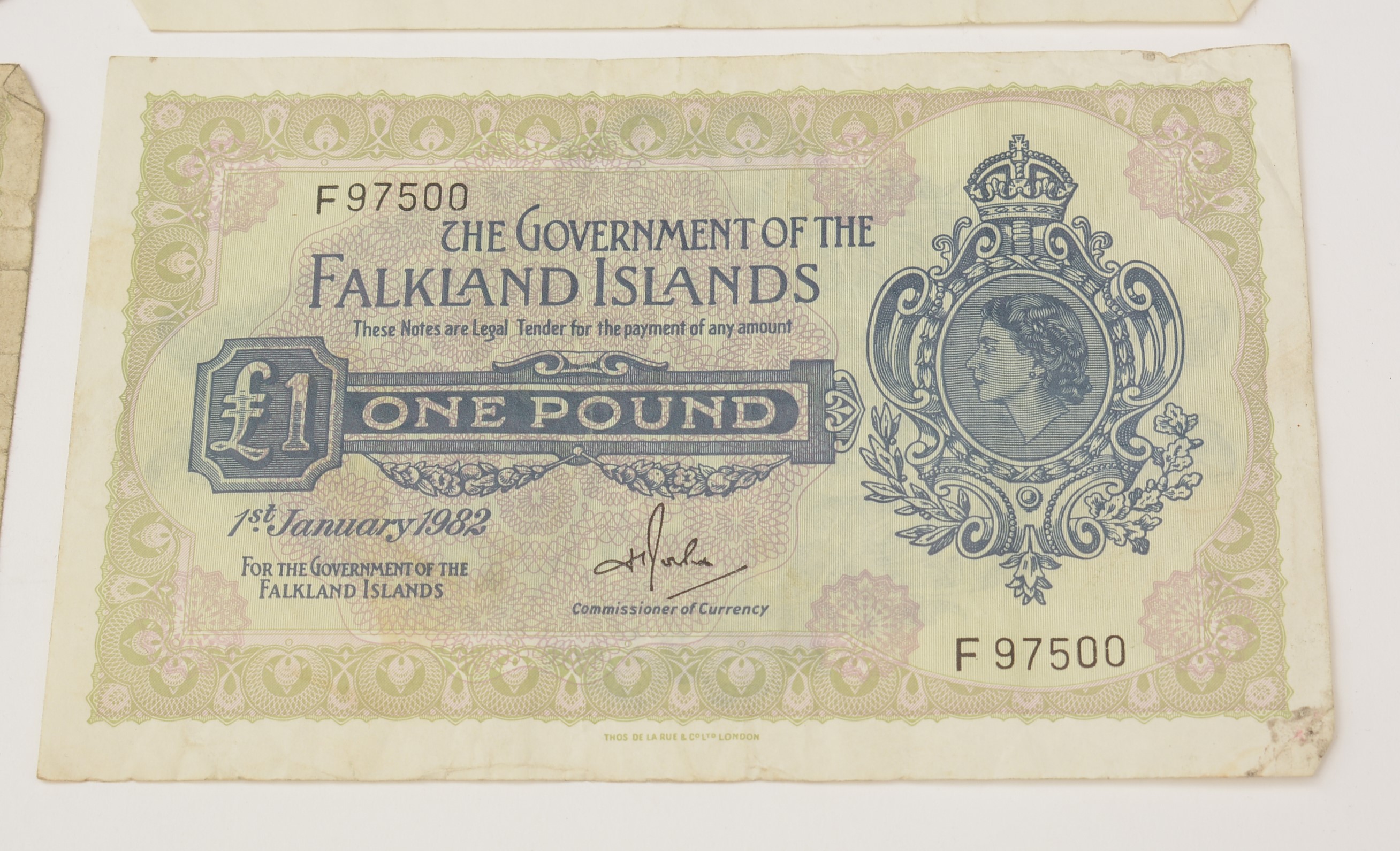 Two Falkland Islands Five Pound notes - Auktionen & Preisarchiv