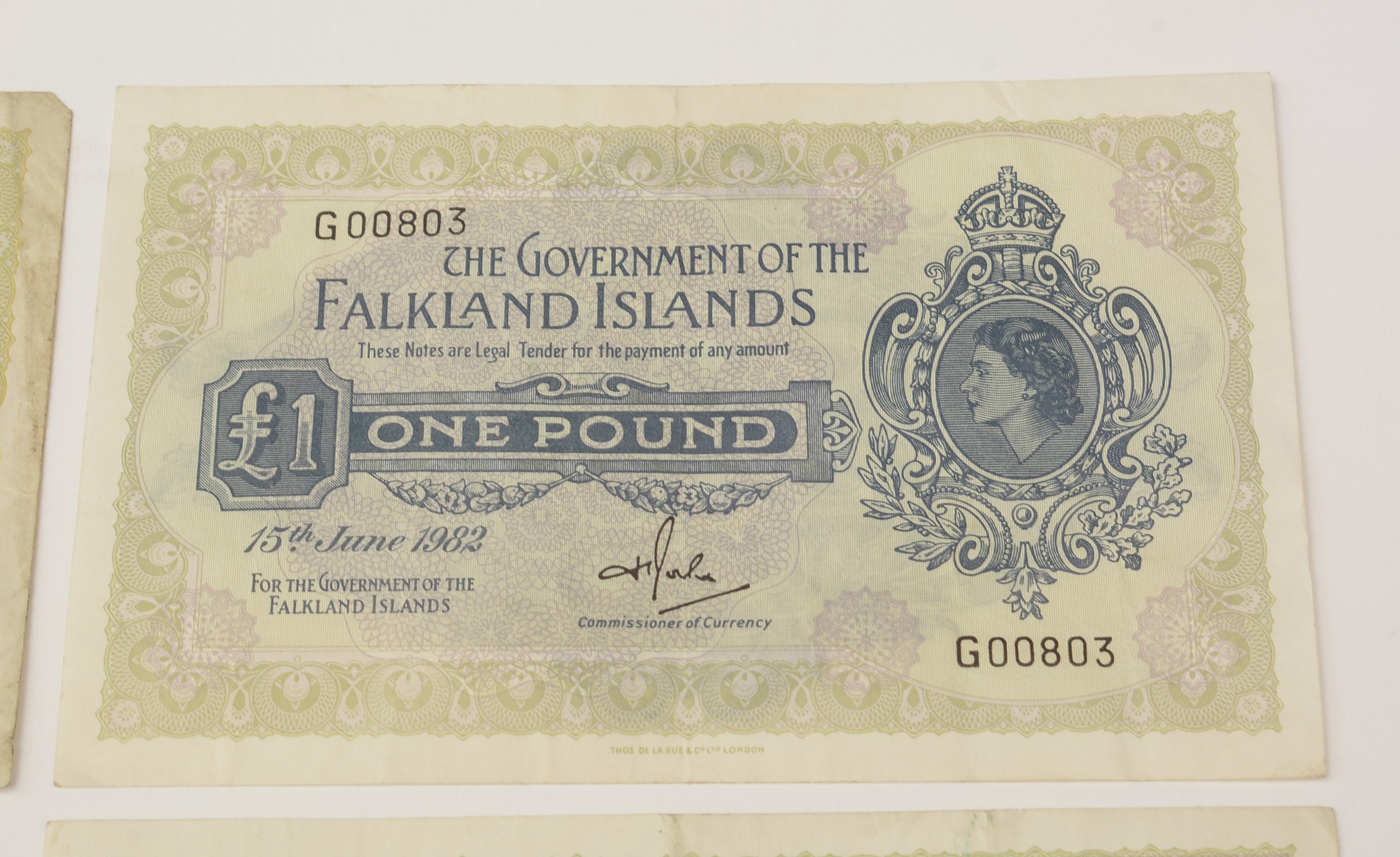 Two Falkland Islands Five Pound notes - Auktionen & Preisarchiv