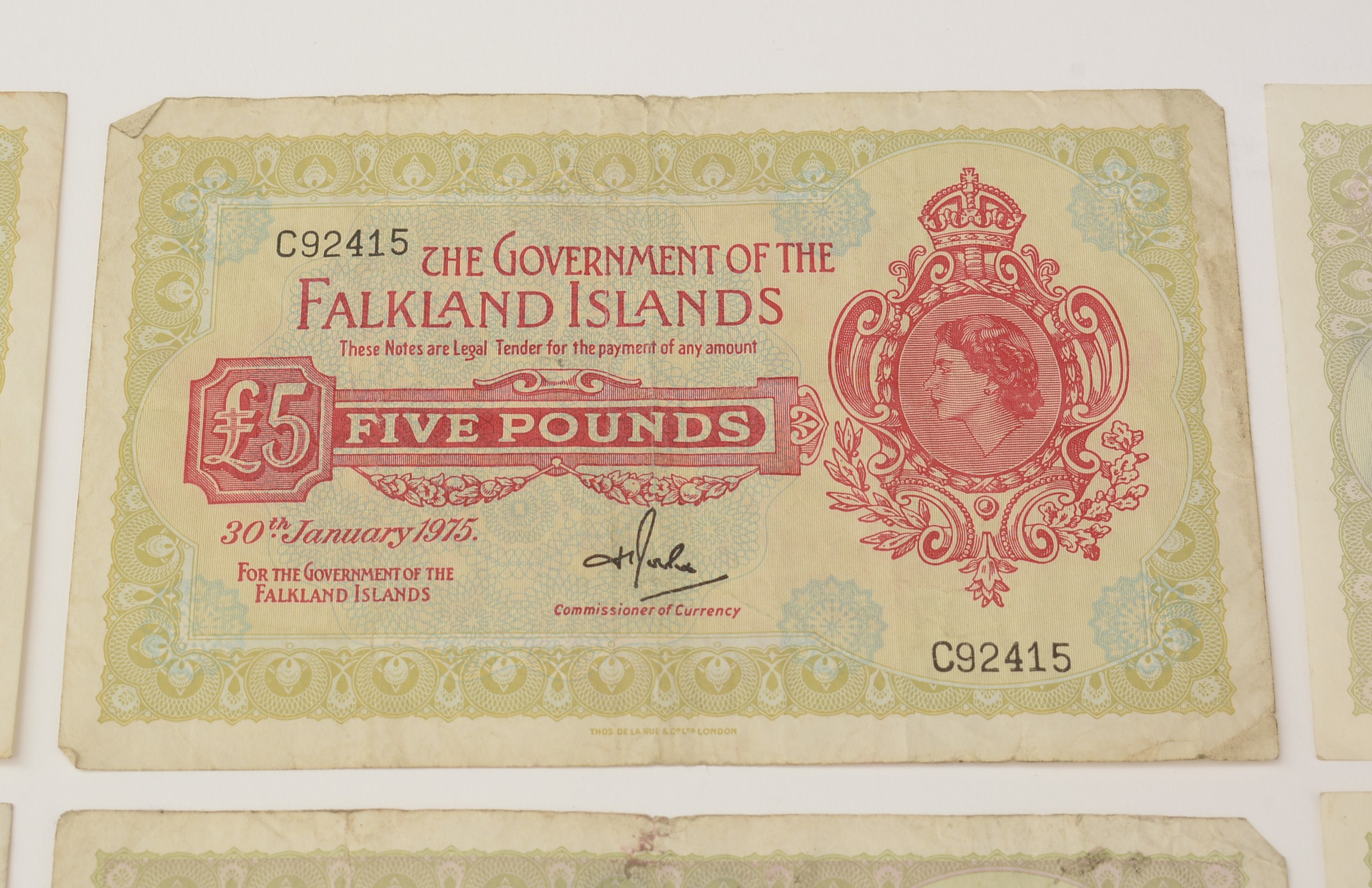 Two Falkland Islands Five Pound notes - Auktionen & Preisarchiv