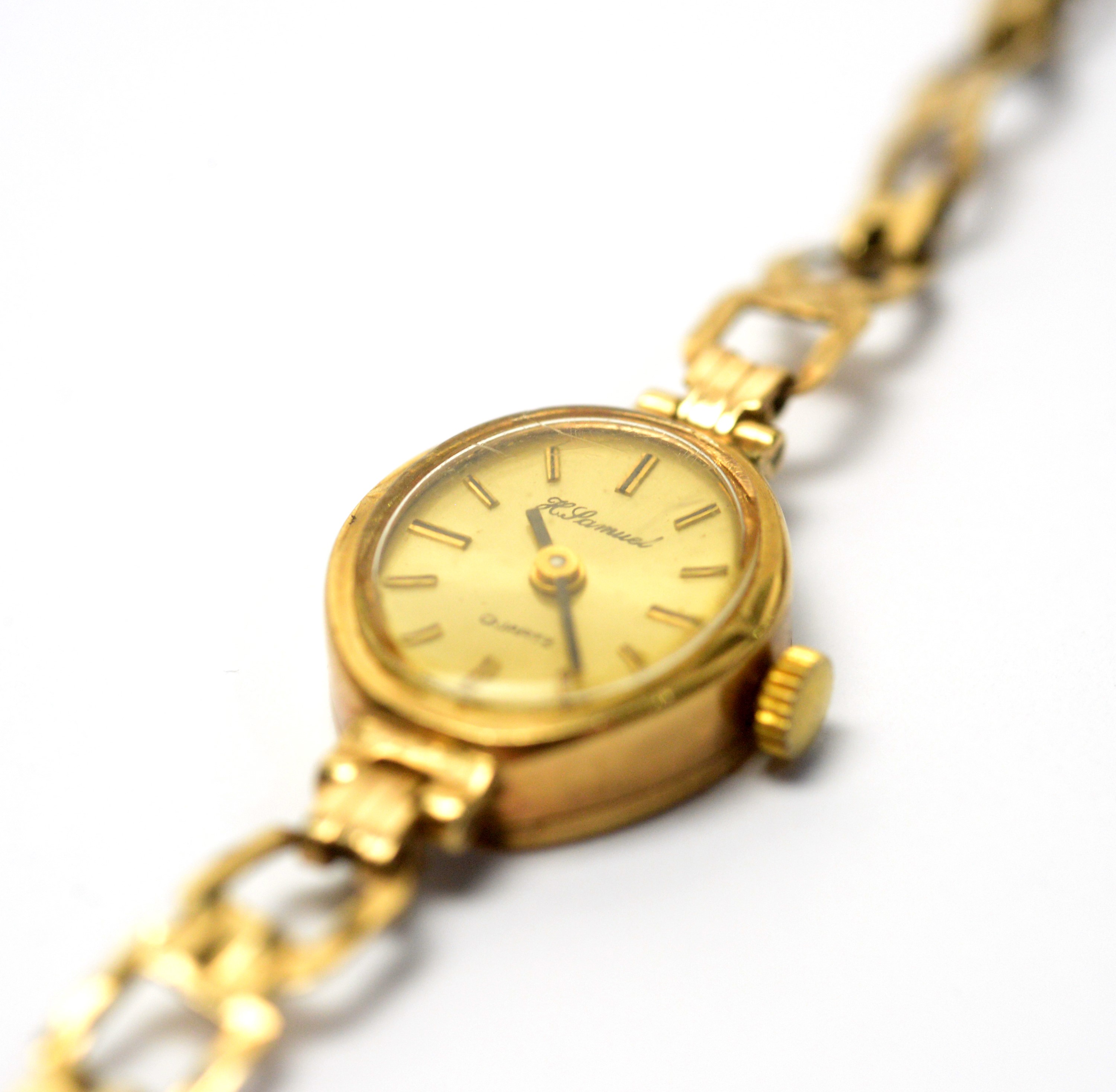 Lot 161 - Three 9ct yellow gold chains and a cocktail