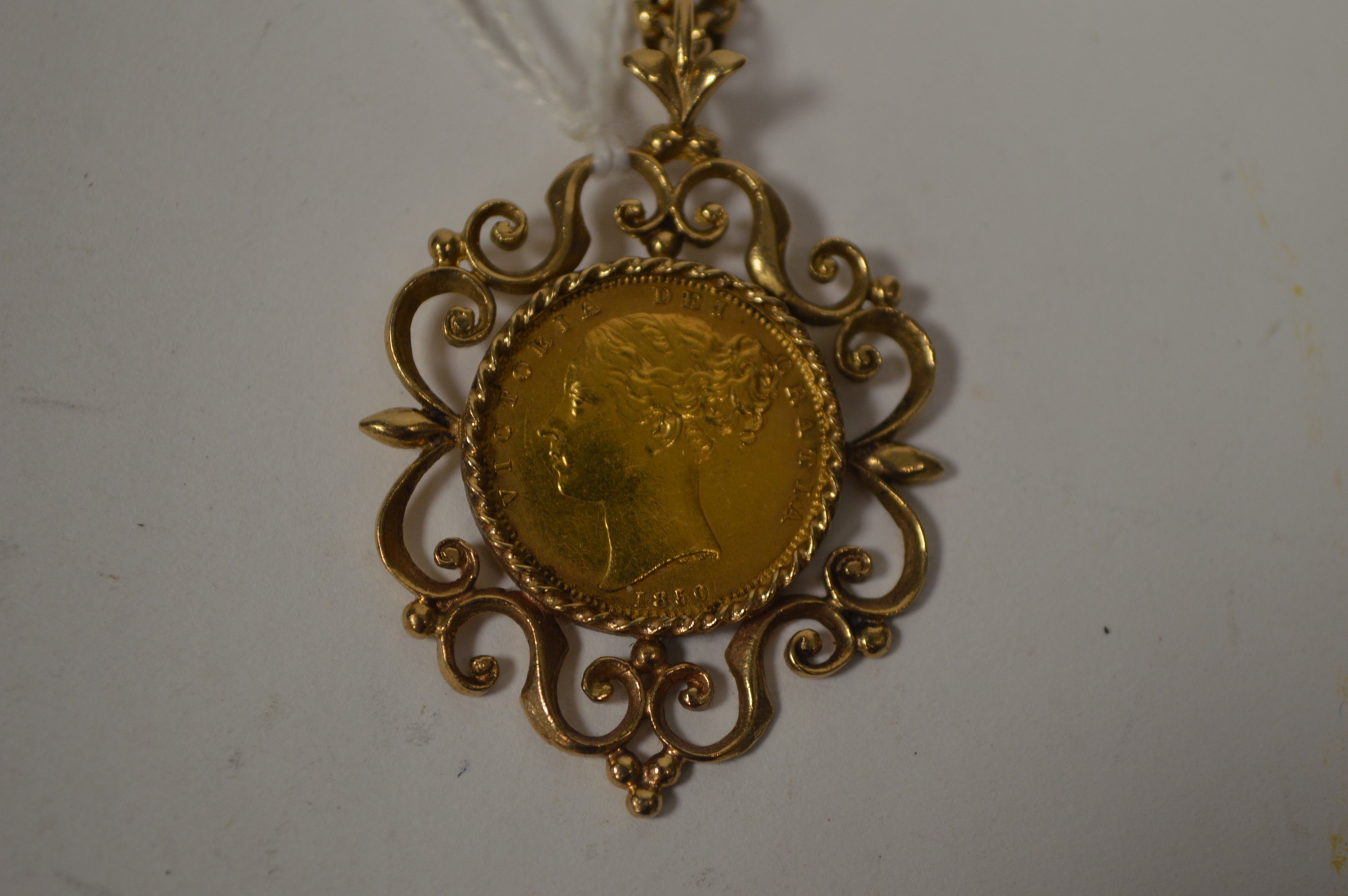 Lot 139 - A Queen Victoria gold sovereign pendant