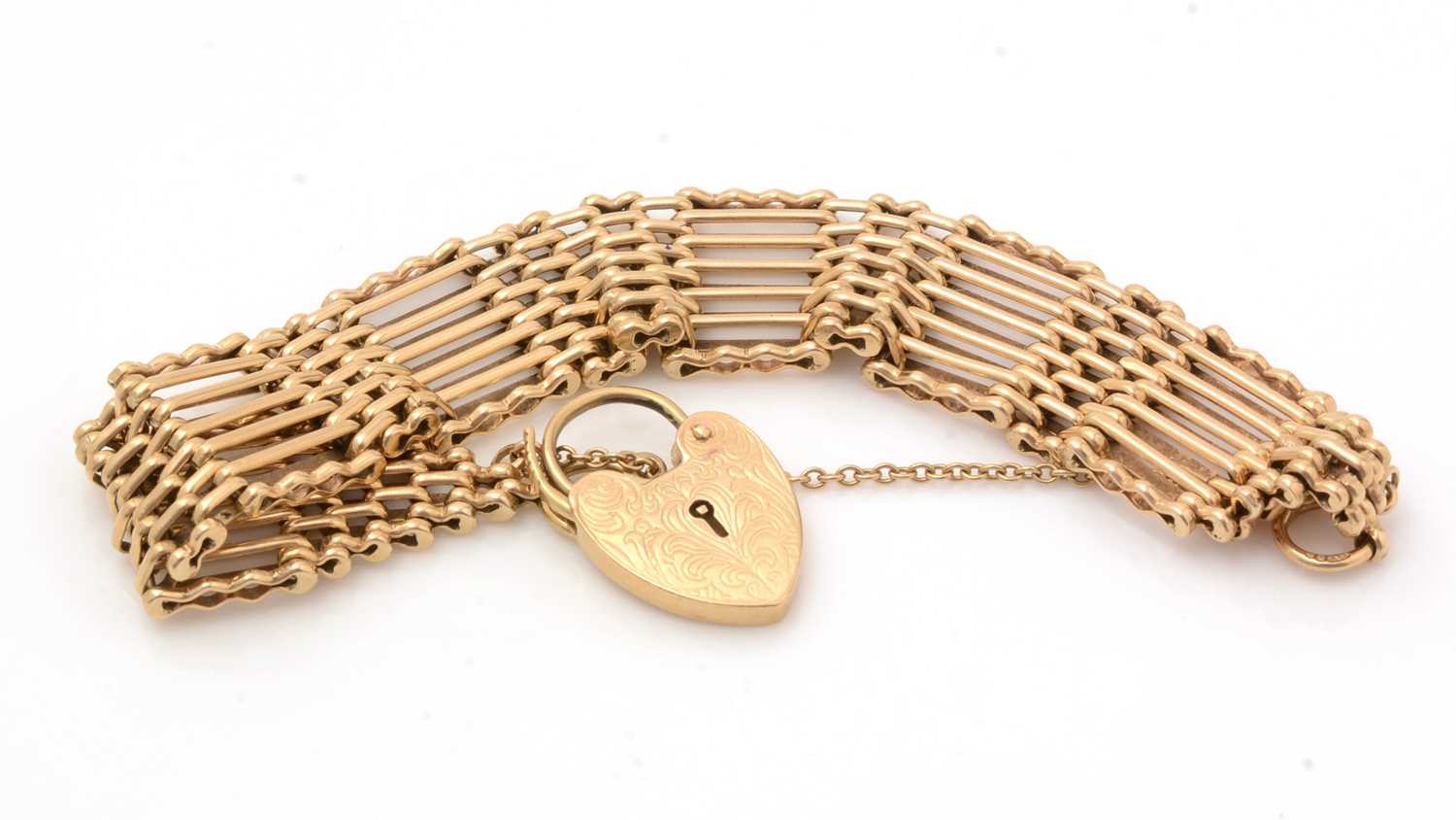 Lot 200 - A 9ct yellow gold gate link bracelet,