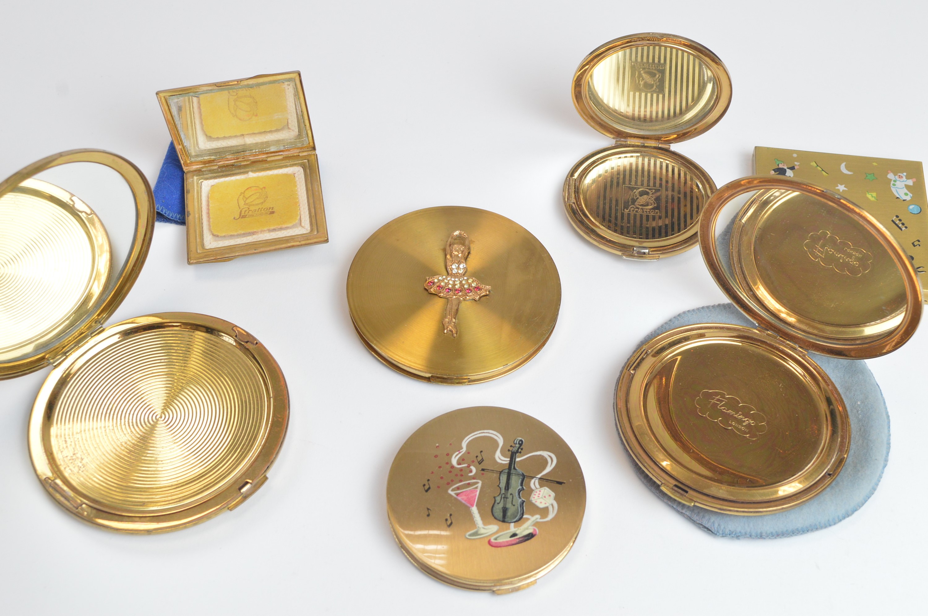 Lot 80 - 1940s transfer-printed powder compacts on the