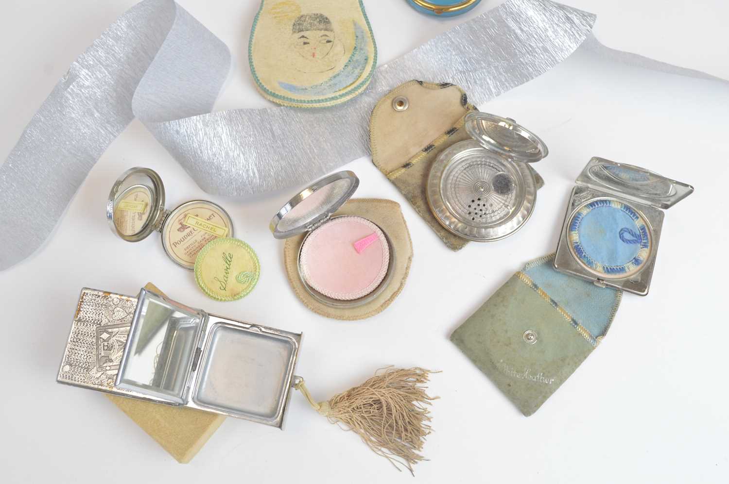 Lot 41 - 1920s Art Deco powder compacts, by Saville,