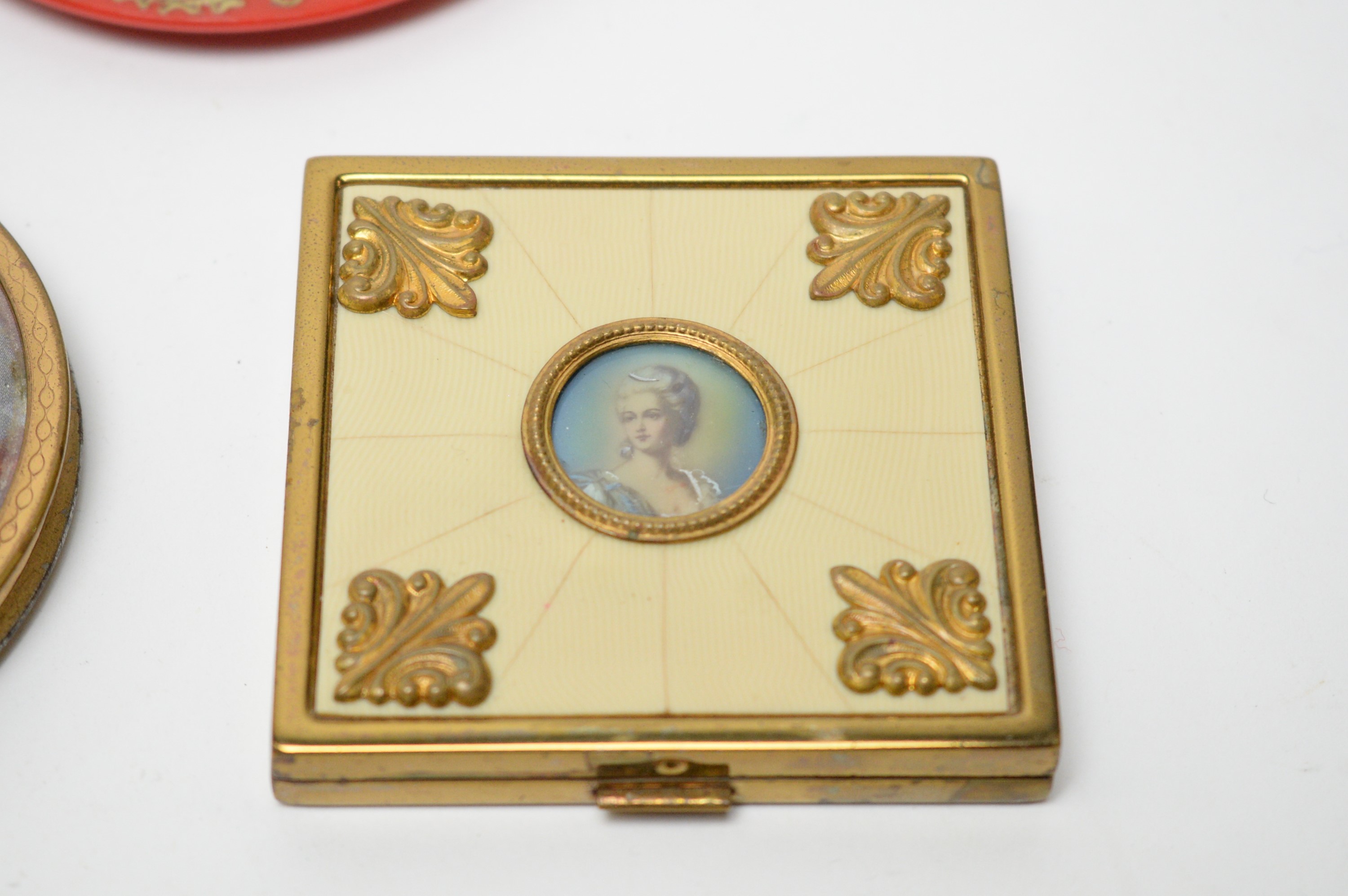 Lot 55 - 1930s Romantic Revival compacts on the theme