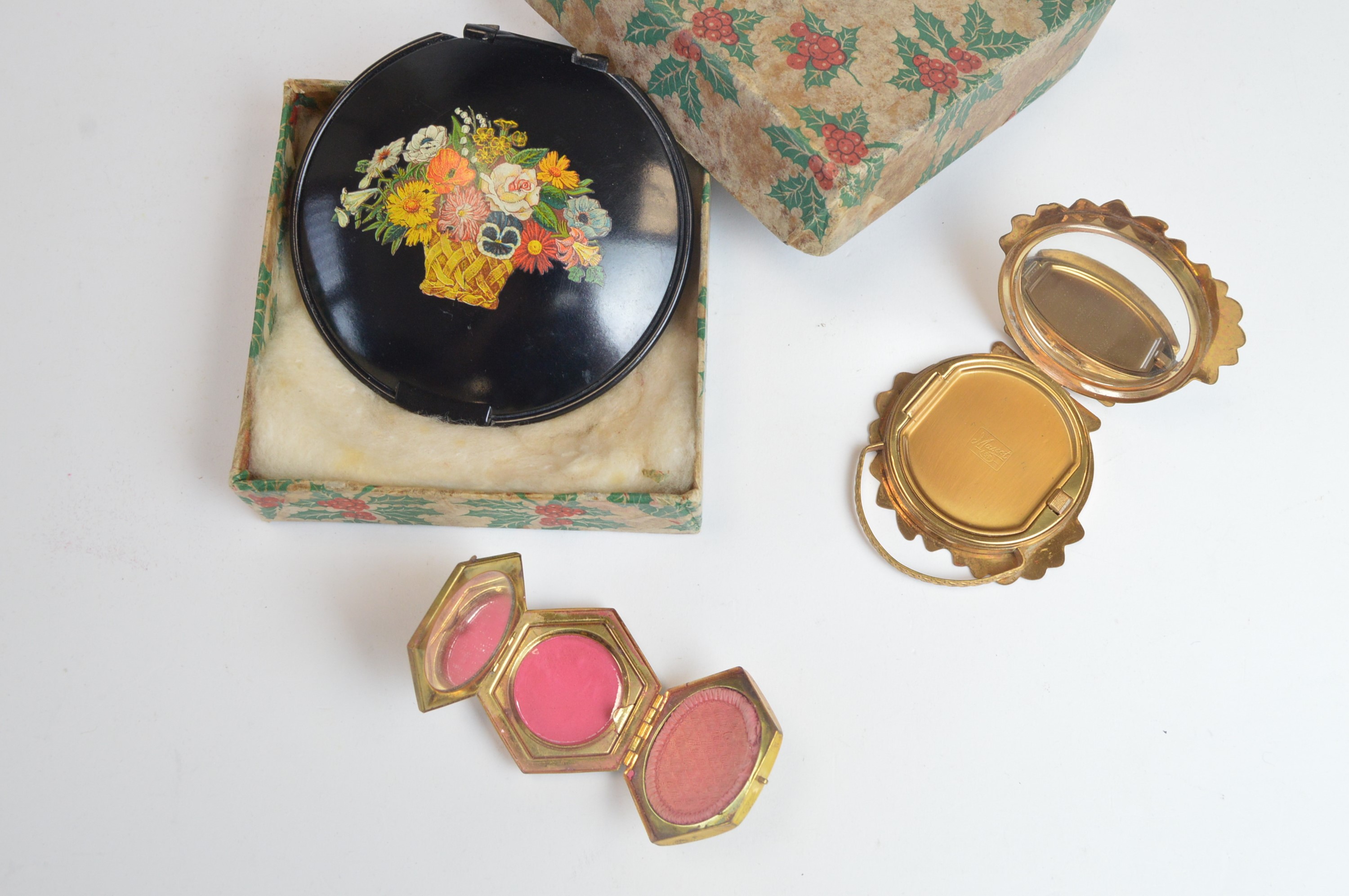Lot 43 - 1920s powder compacts depicting baskets of