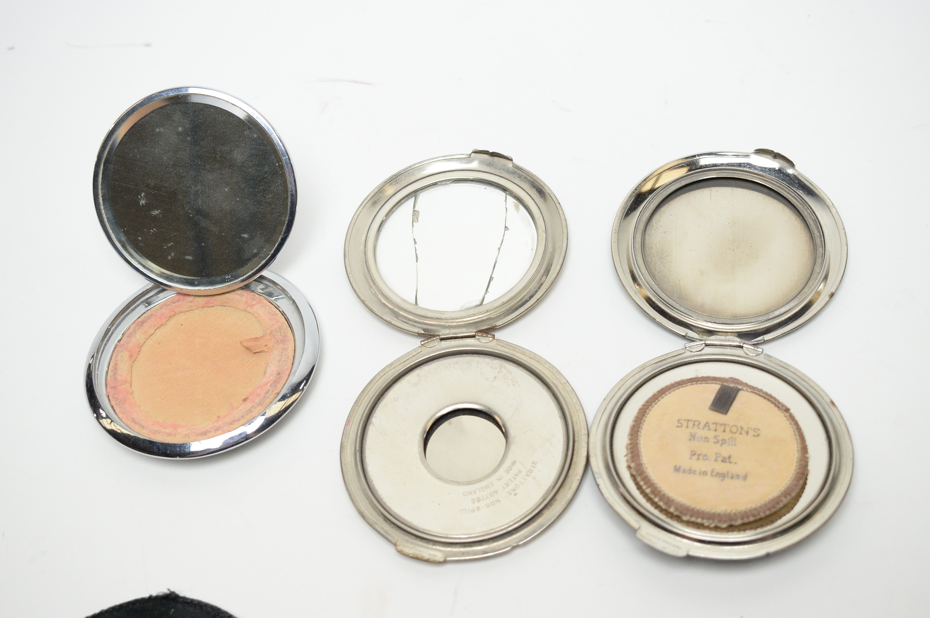 Lot 57 - 1930s powder compacts and cigarette cases,