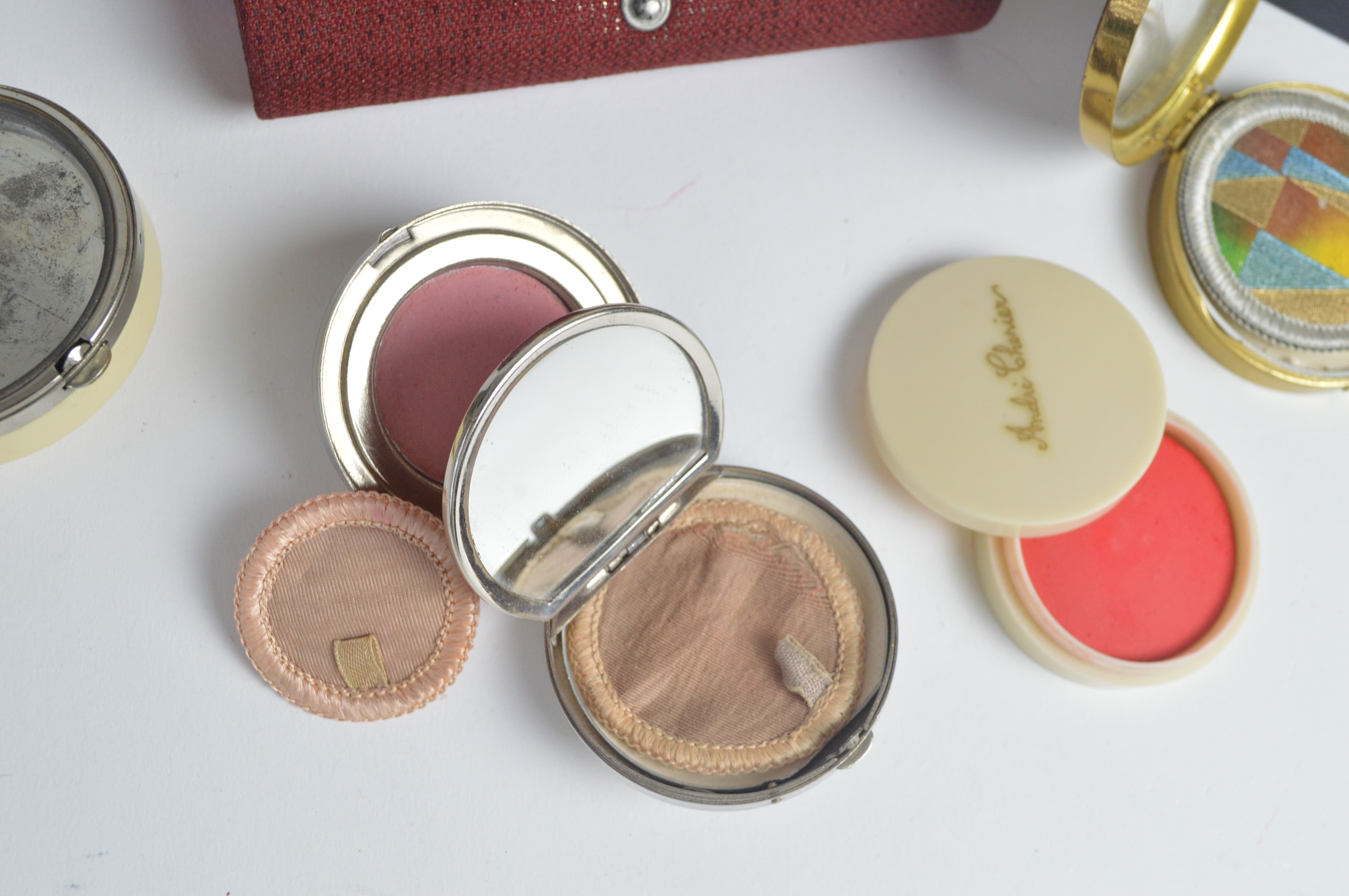 Lot 48 - 1920s face powder boxes and tins