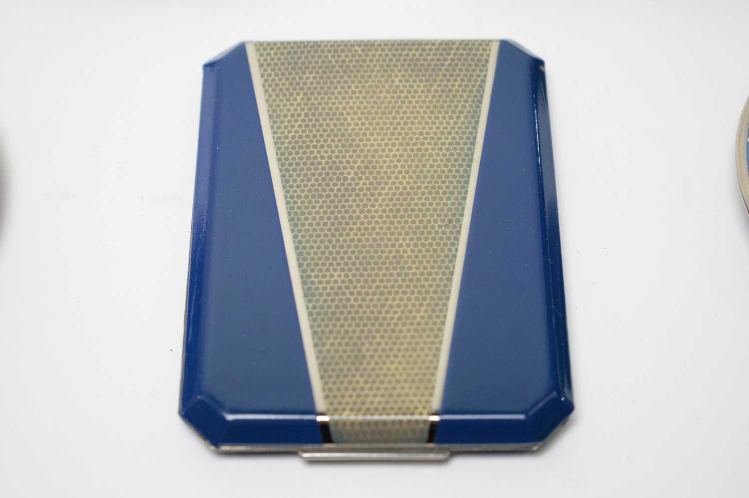 Lot 67 - 1930s Art Deco loose powder compacts,