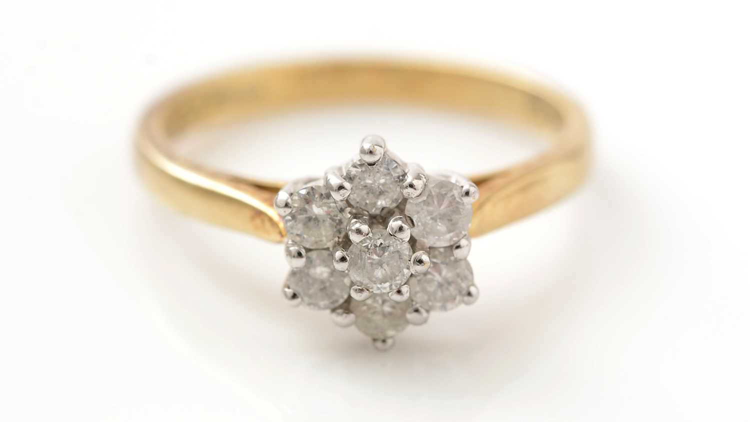 Lot 433 - A diamond cluster ring