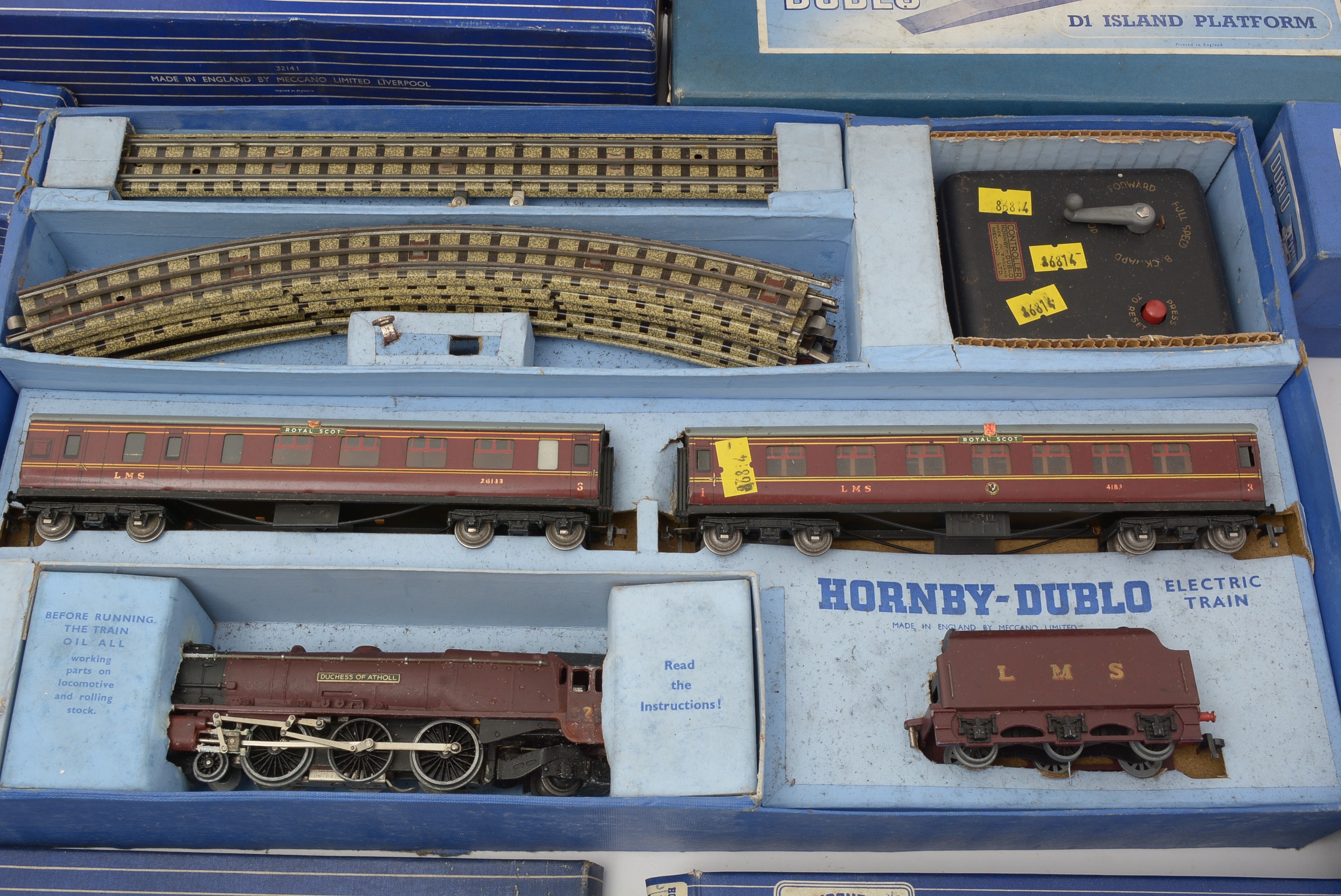 Lot 87 - Hornby Dublo 00-gauge electric train set, and