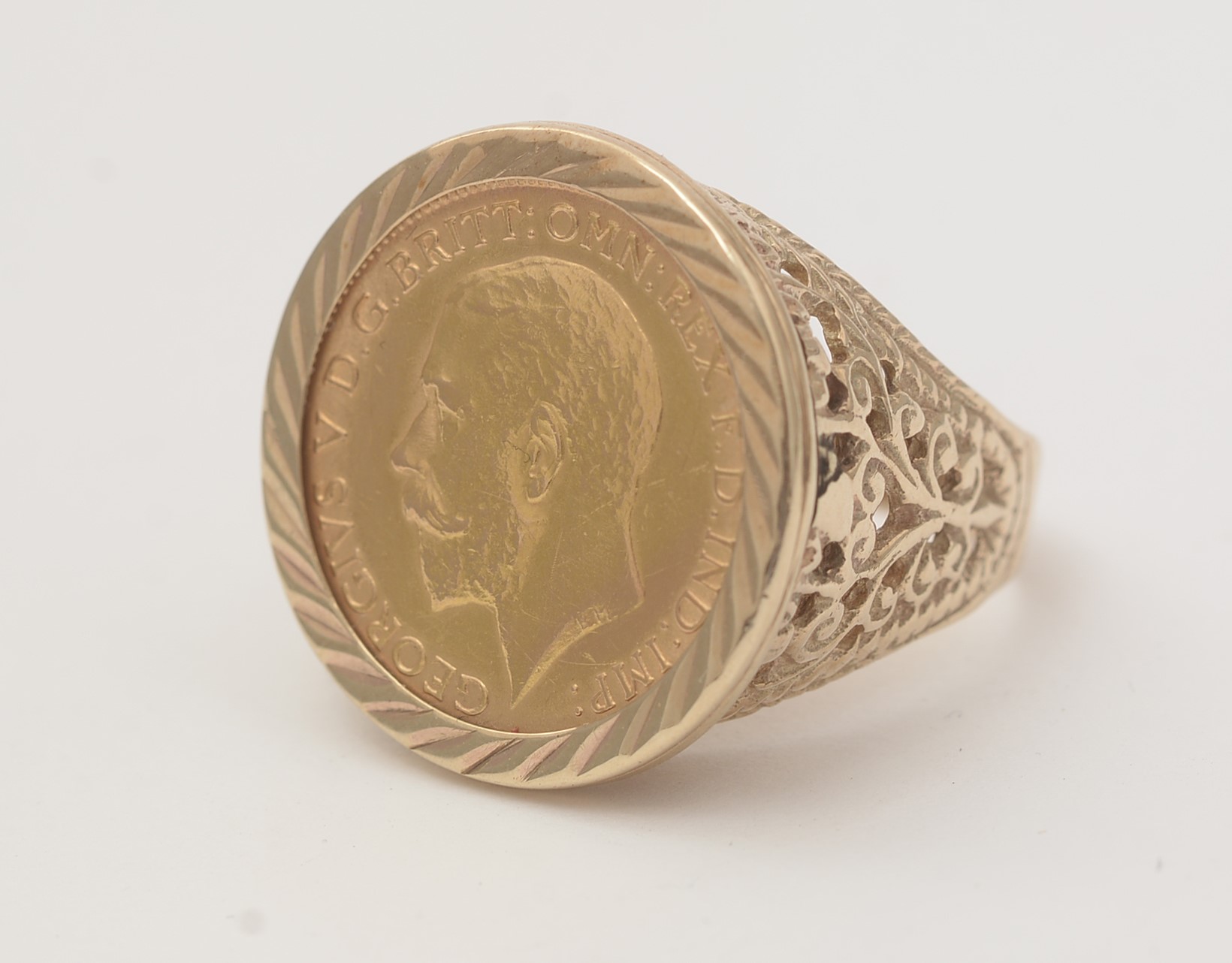 Lot 102 - A George V gold half sovereign ring