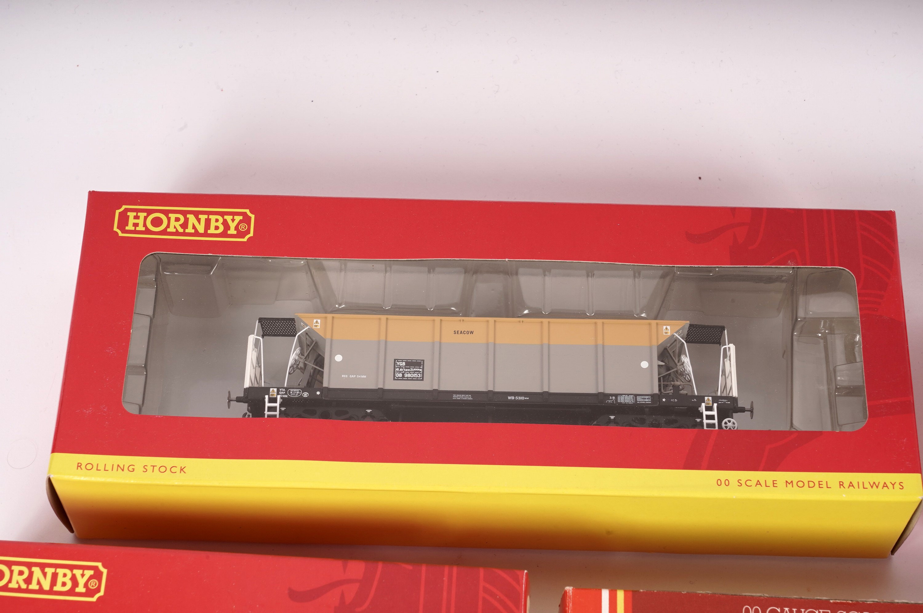 Lot 560 - Hornby 00-gauge model railway rolling stock Lot 560 - Hornby 00-gauge model railway rolling stock