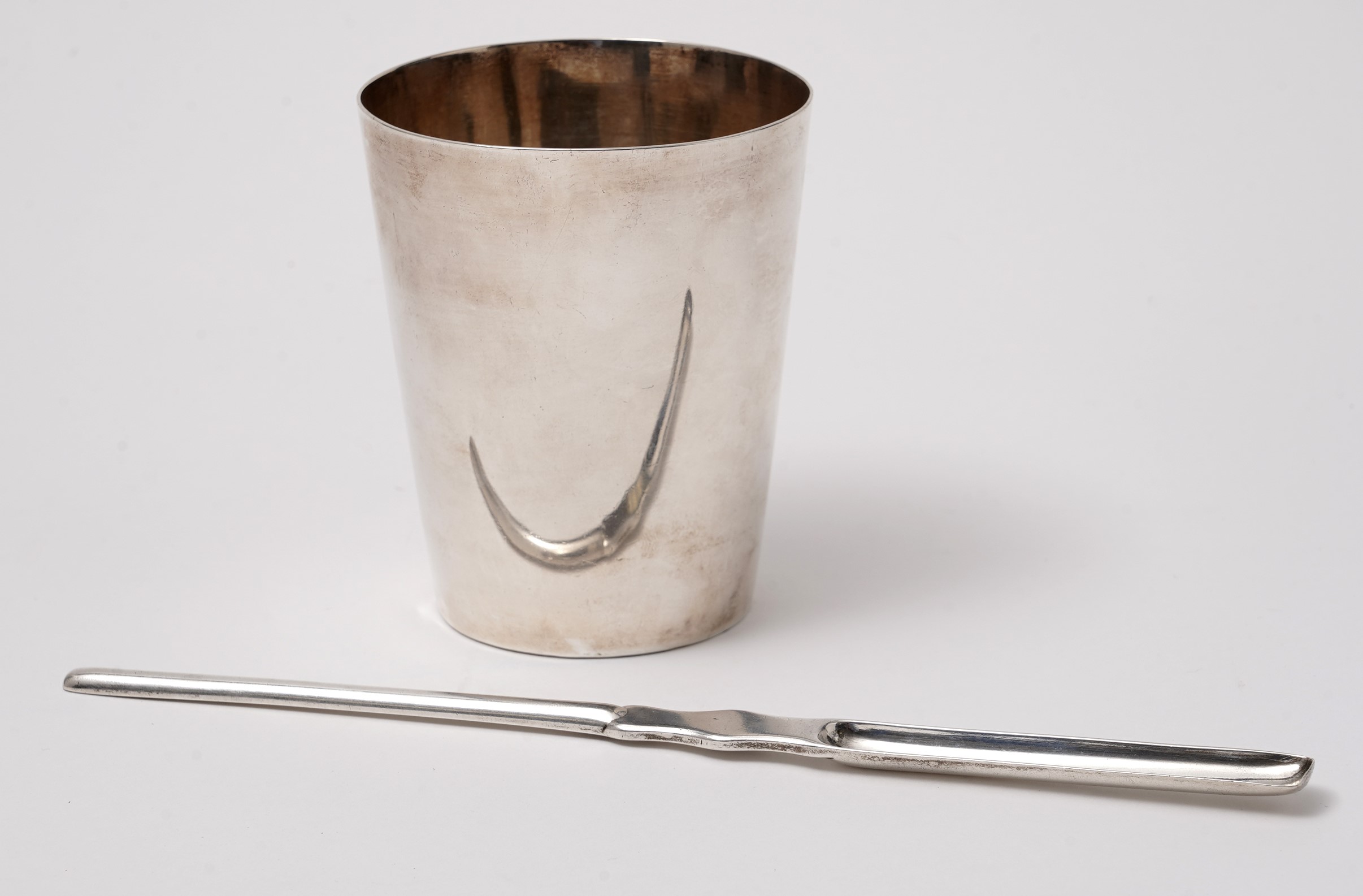 Lot 334 - A Indian beaker and marrow scoop