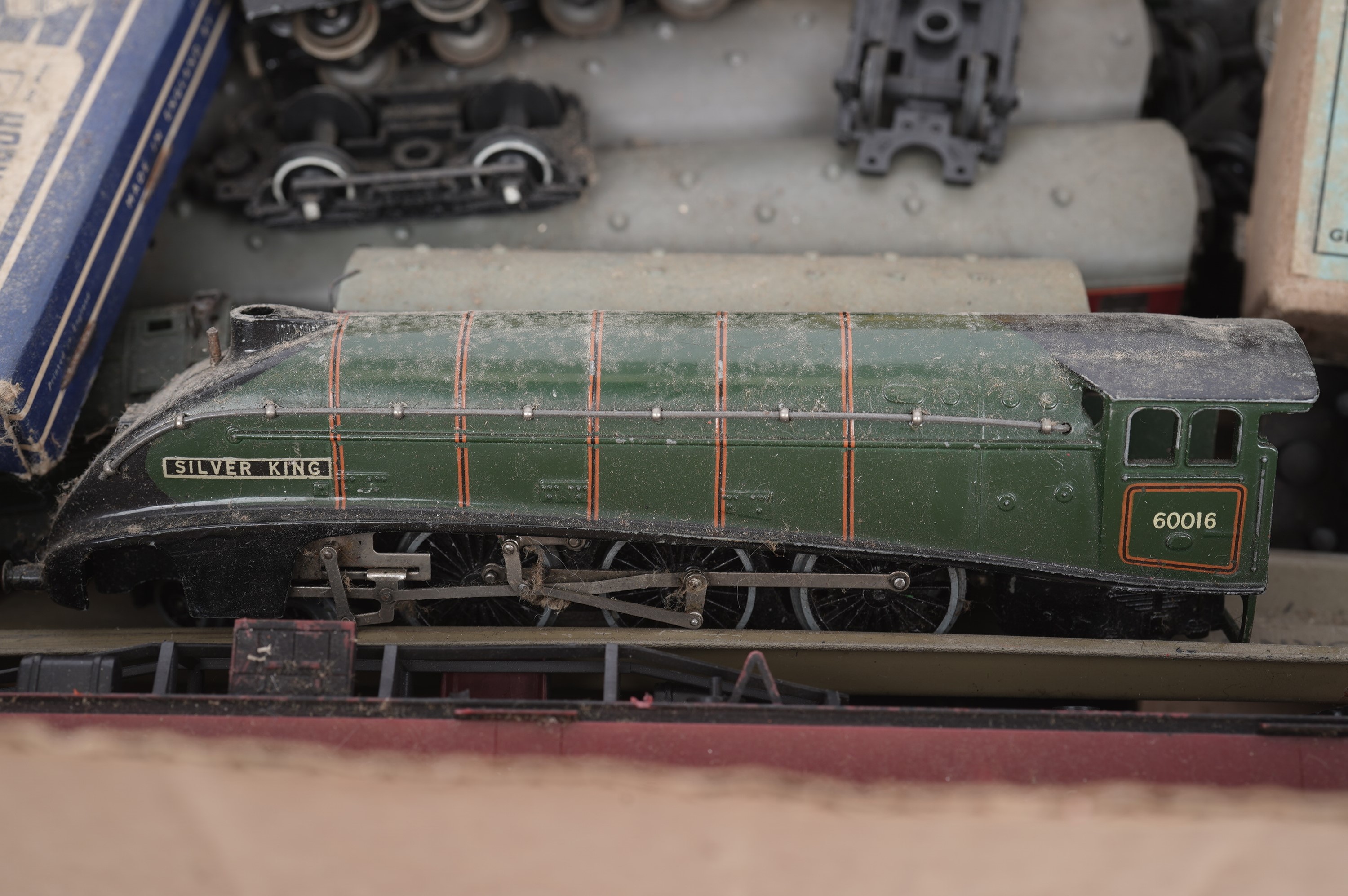 Lot 40 - A selection of 00-gauge model railway