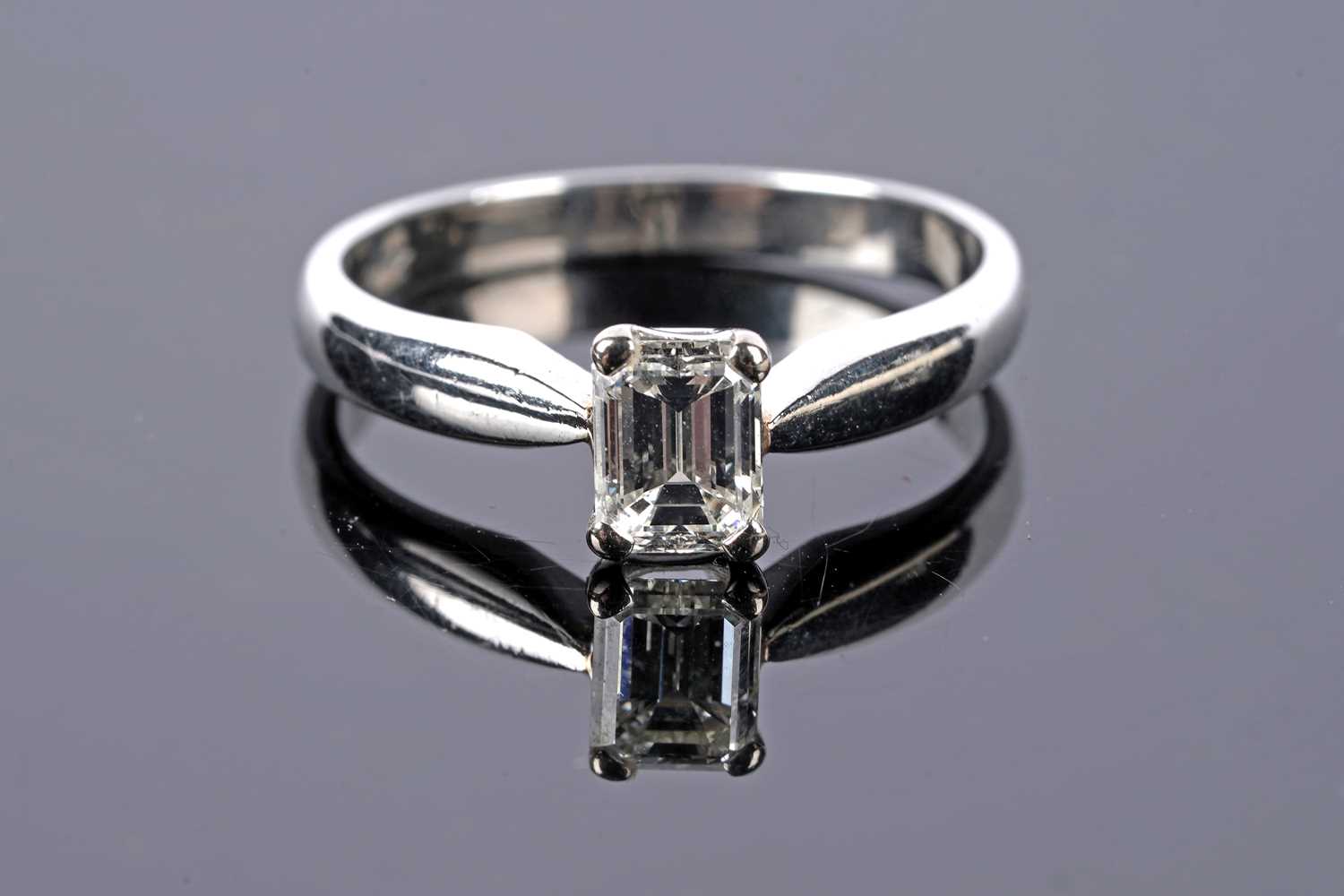 Lot 736 - A single stone diamond ring