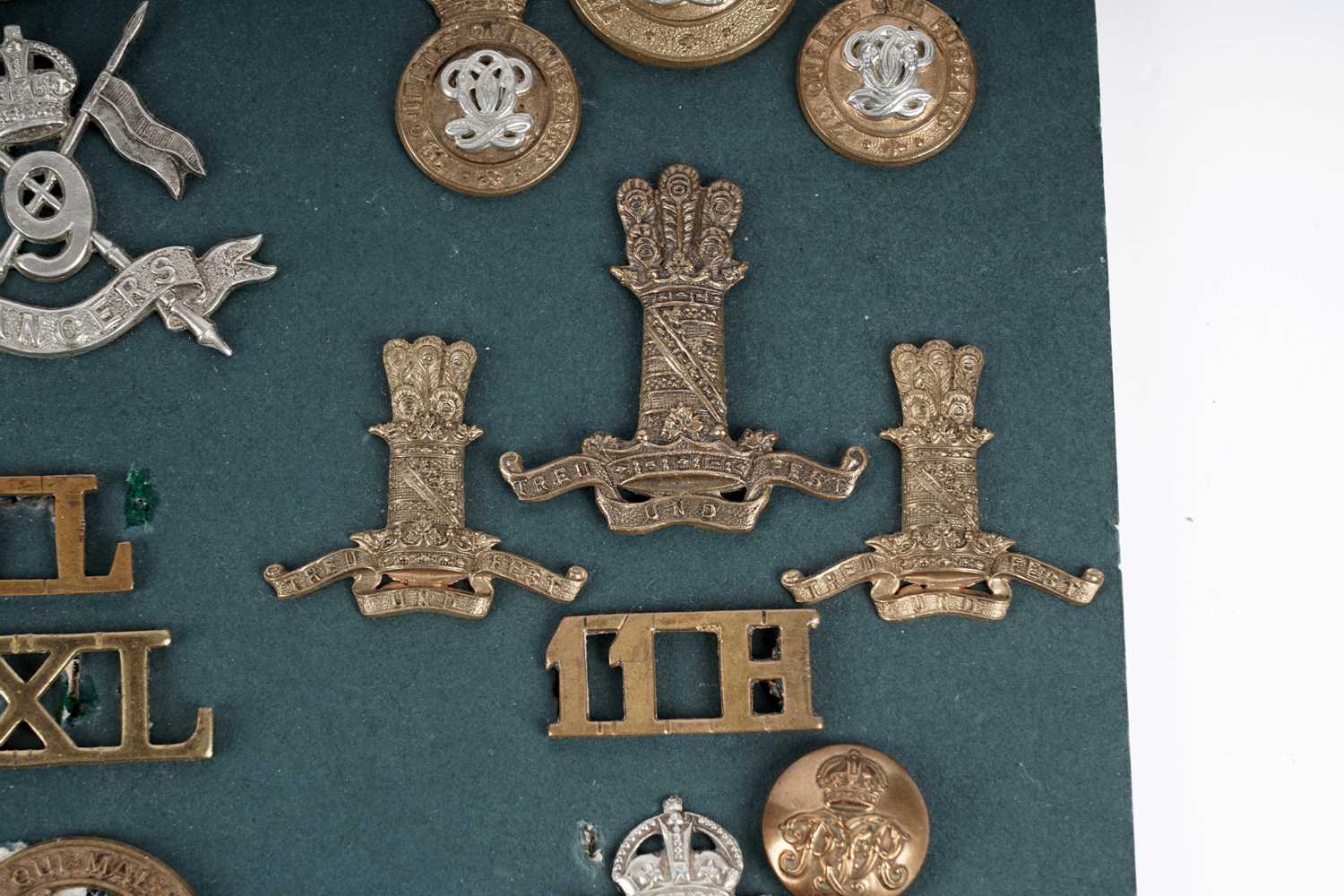 Lot 6 - A display of badges, titles and buttons for