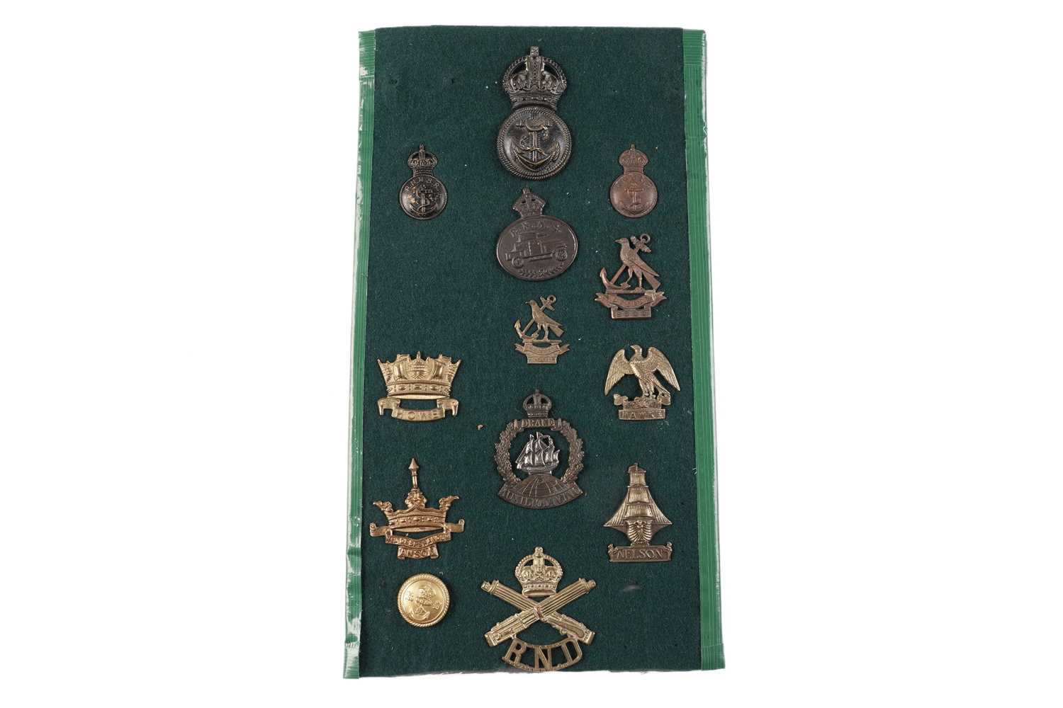 Lot 62 - Royal Naval Division cap badges and collar