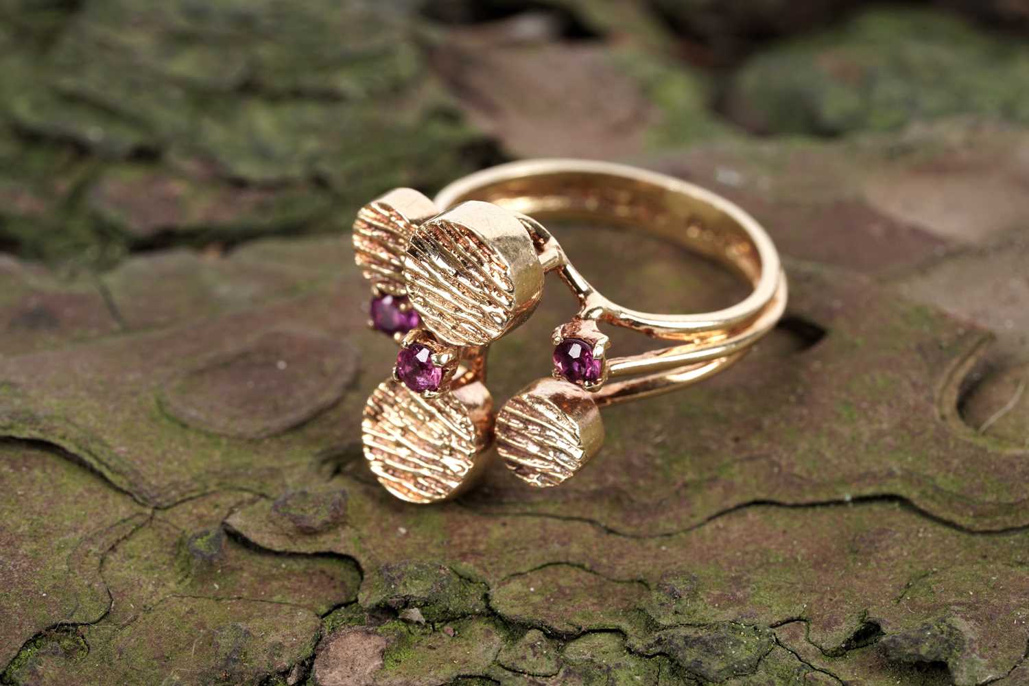 Lot 58 - A red spinel and 18ct gold Postmodernist
