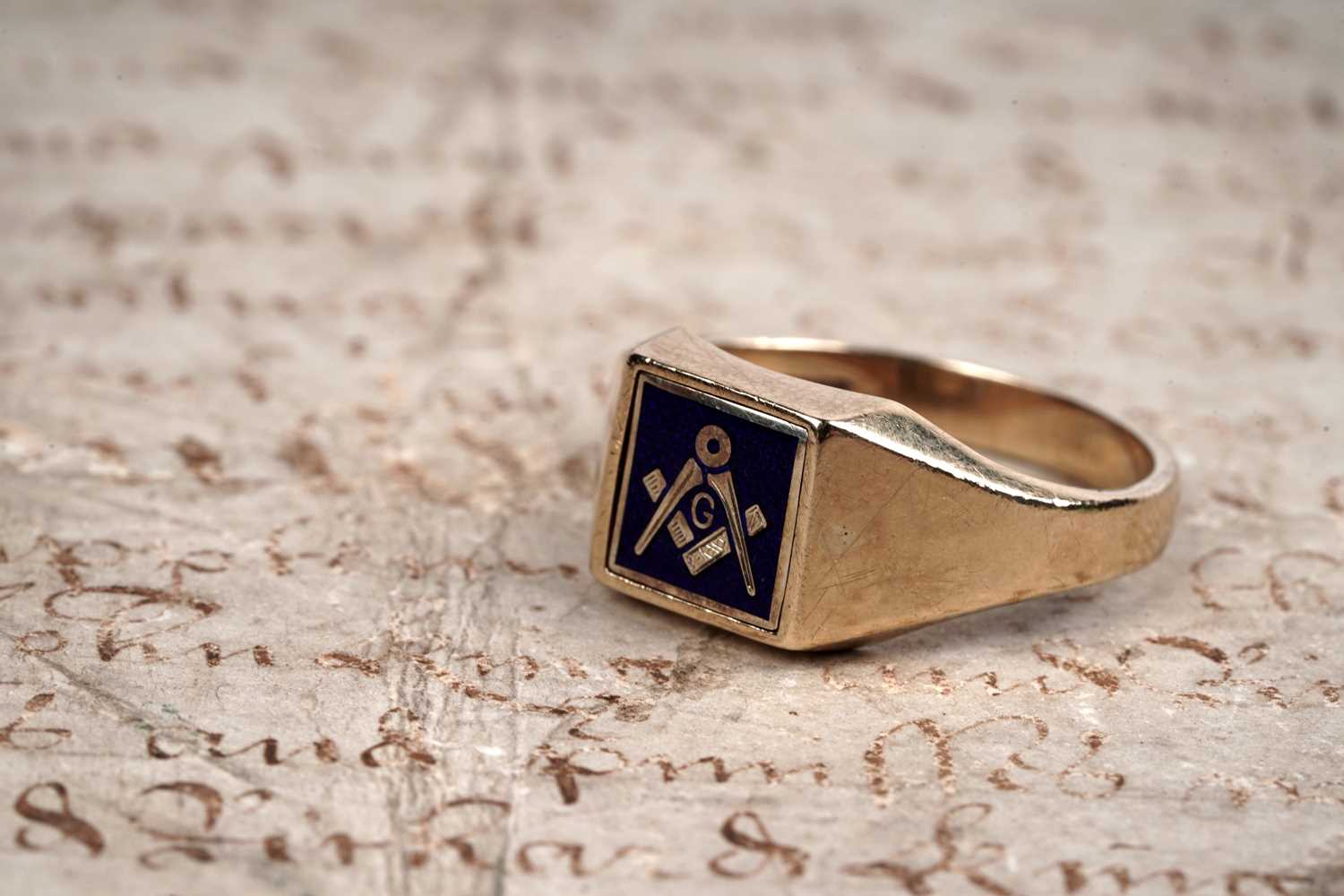 Lot 74 - A 9ct gold masonic swivel signet ring