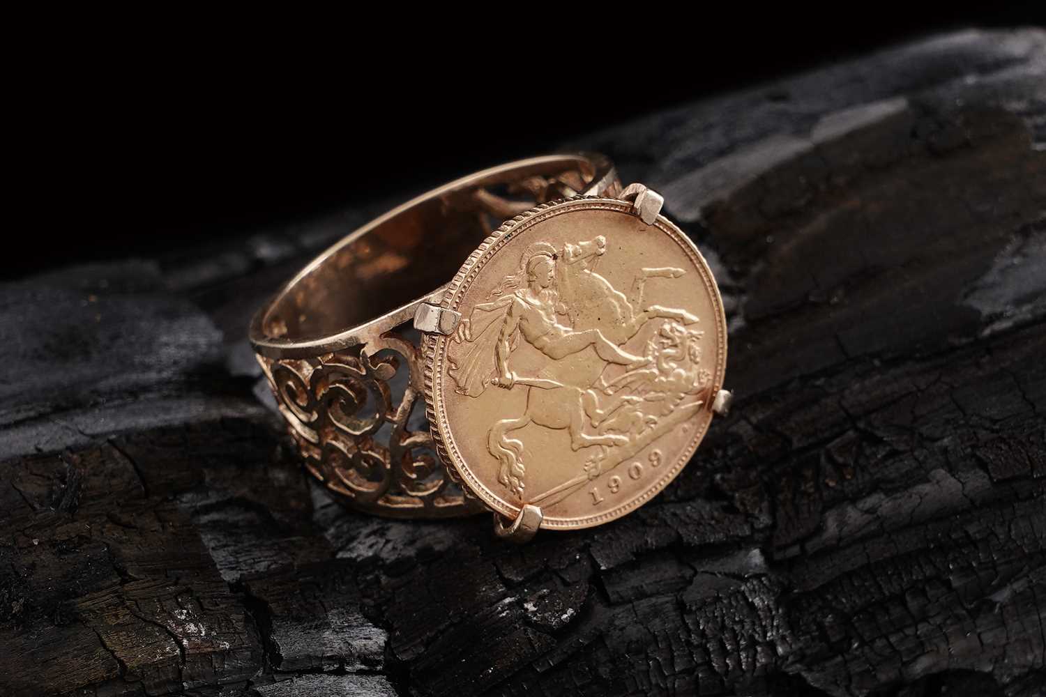 Lot 25 - An Edward VII gold half-sovereign ring