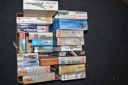 Lot 516 - Model constructor kits, by: Hobbycraft,